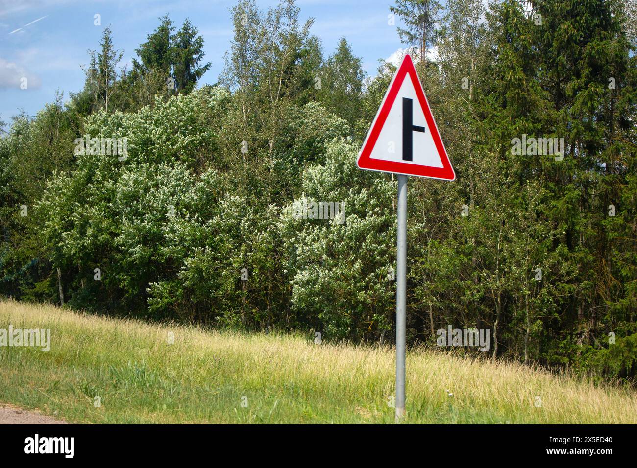 Drive on right side of the road sign hi-res stock photography and ...