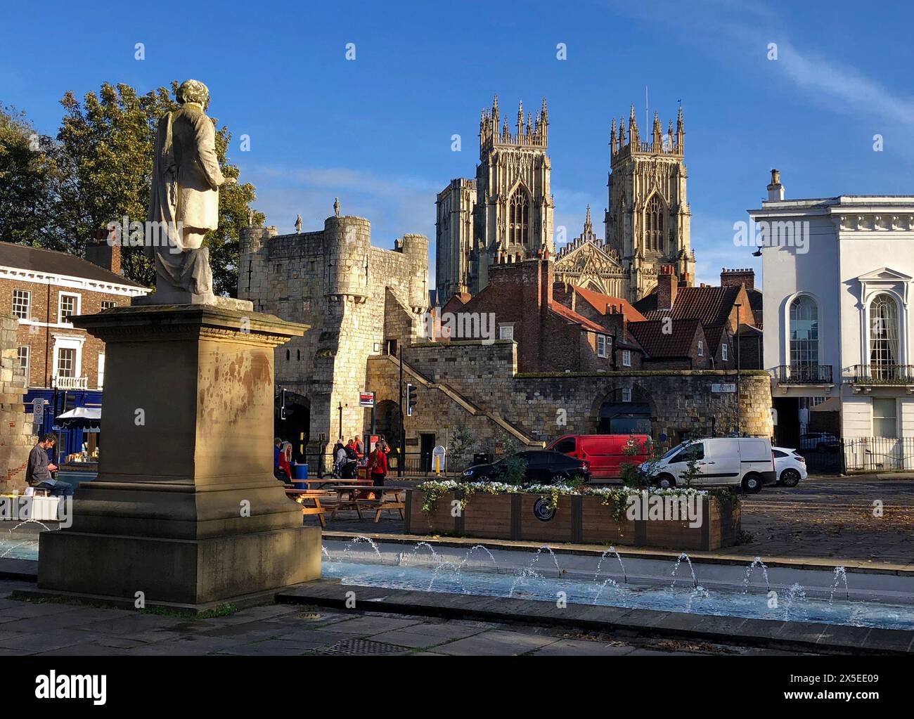 The twin west towers of York Minster with a section of the roman wall in the foreground Stock ...