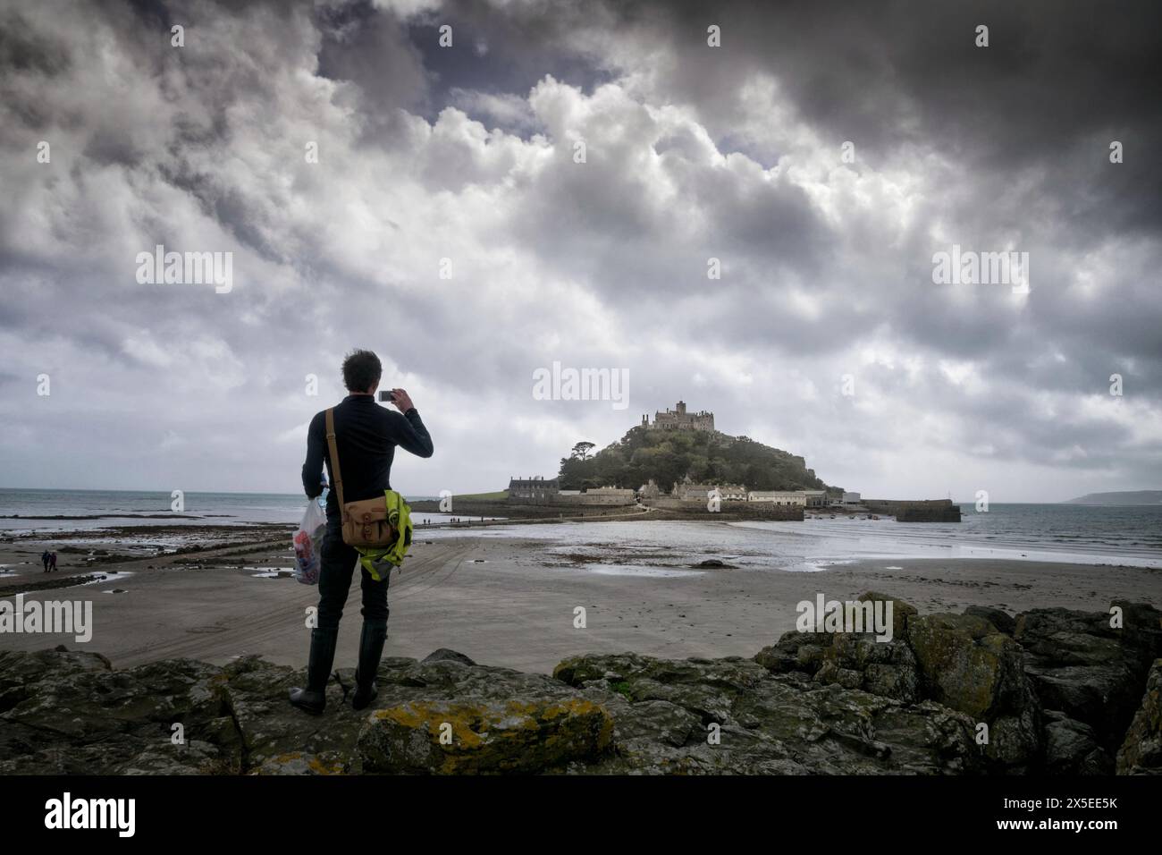 Personfrombehind hi-res stock photography and images - Alamy