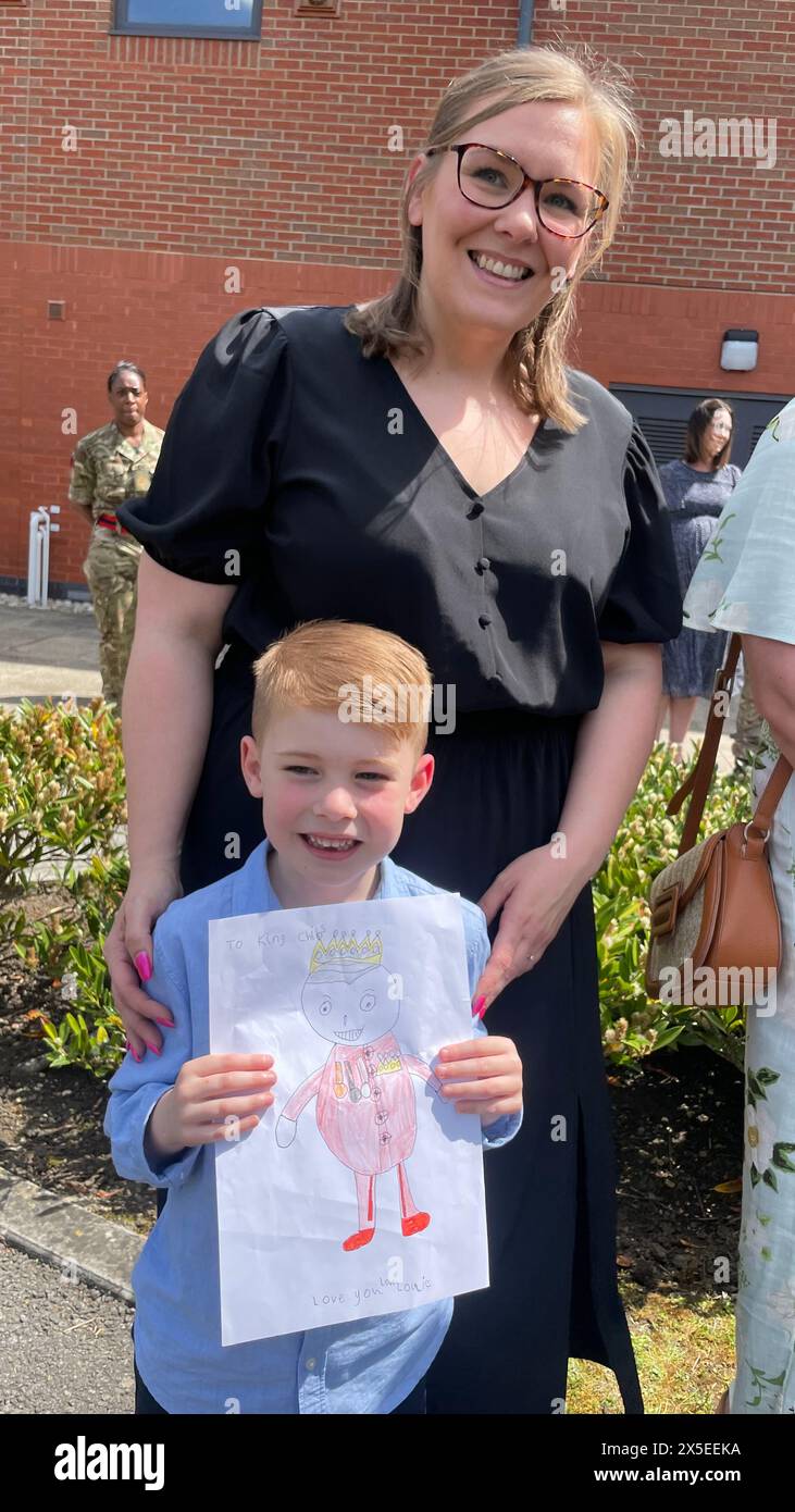 Louie Bacon, six, and mother Kim Lewis, with his drawing of King ...