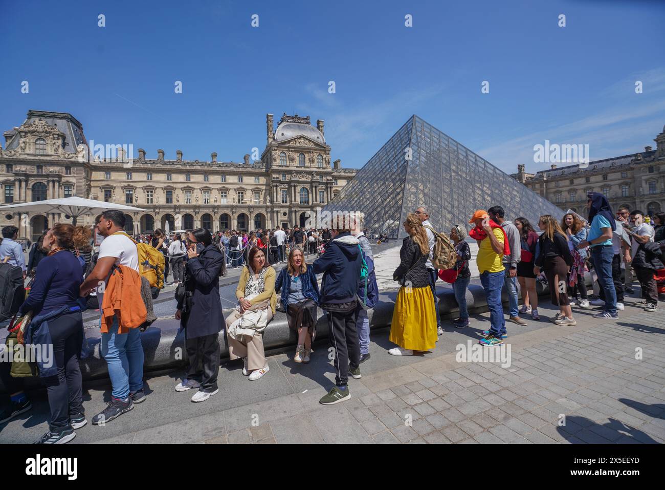 Paris, France. 9 May, 2024. Large crowds queuing in the warm spring ...