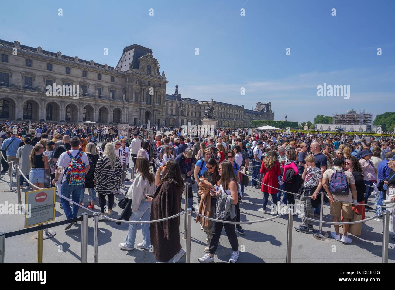 Paris, France. 9 May, 2024. Large crowds queuing in the warm spring ...
