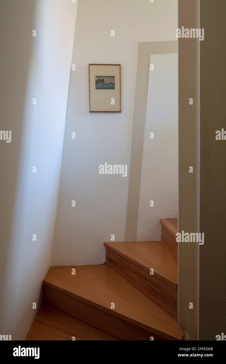 Straw bale house hi-res stock photography and images - Alamy