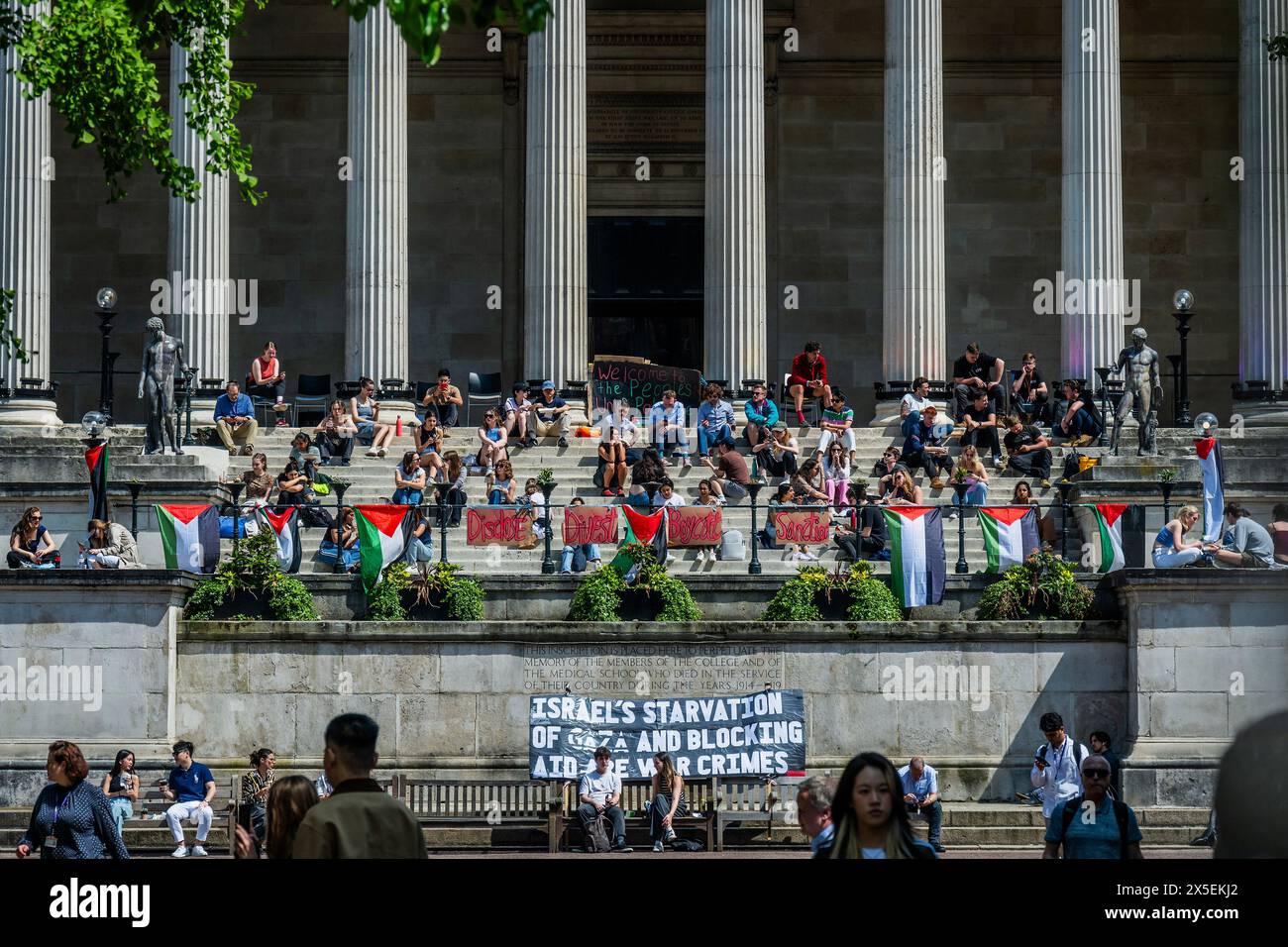 London, UK. 9th May, 2024. Student lif largely goes on in the sunny ...
