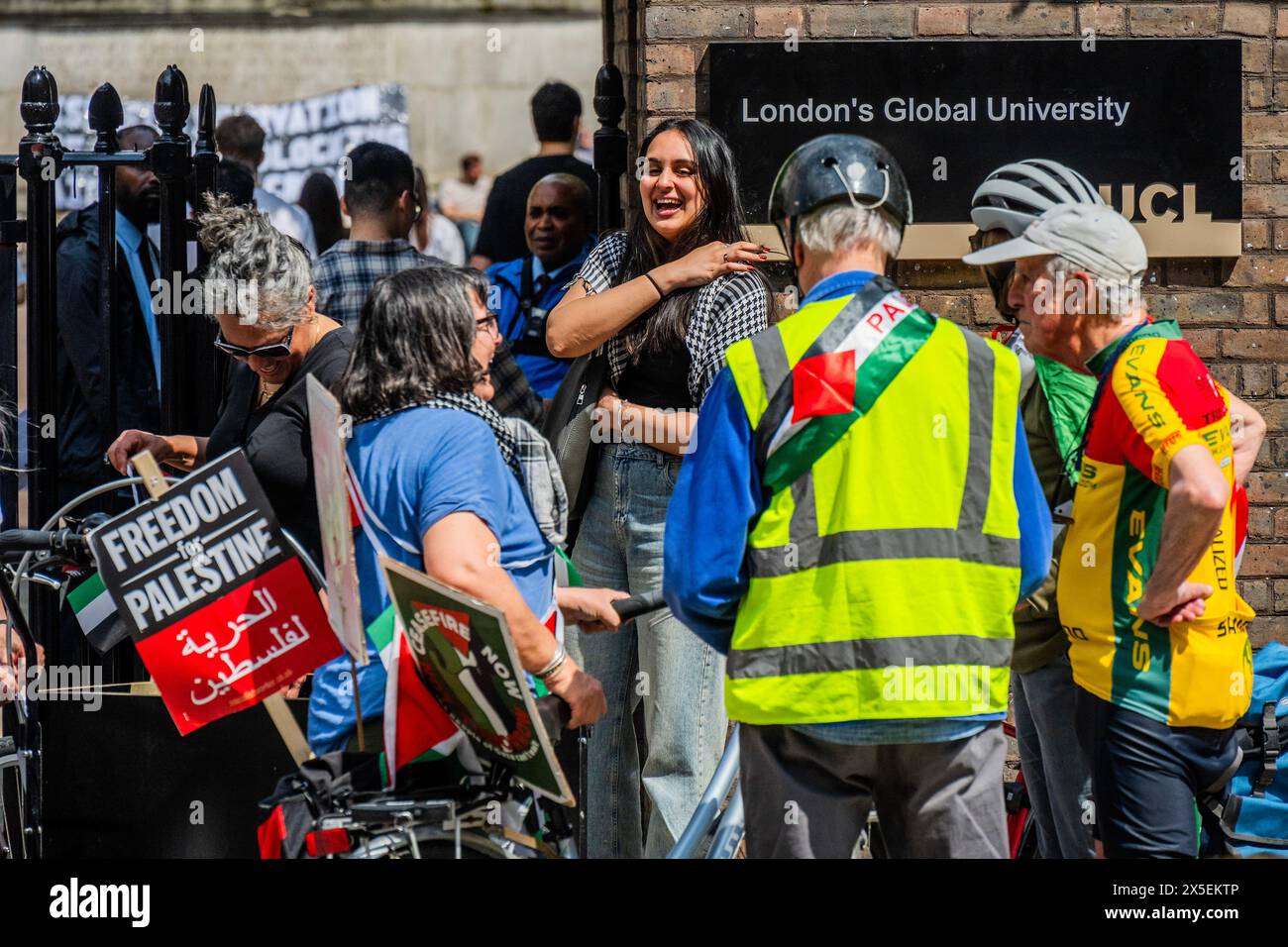 London, UK. 9th May, 2024. Retired volunteers bring cooked food by ...
