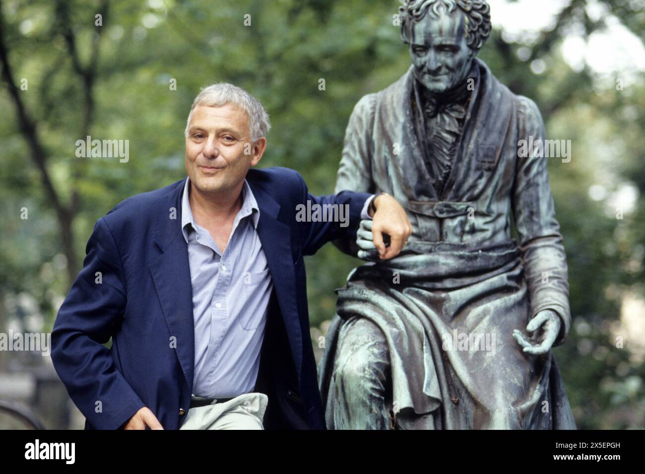 SOLLERS Philippe sur la tombe de DENON Vivant (on the grave of Vivant ...
