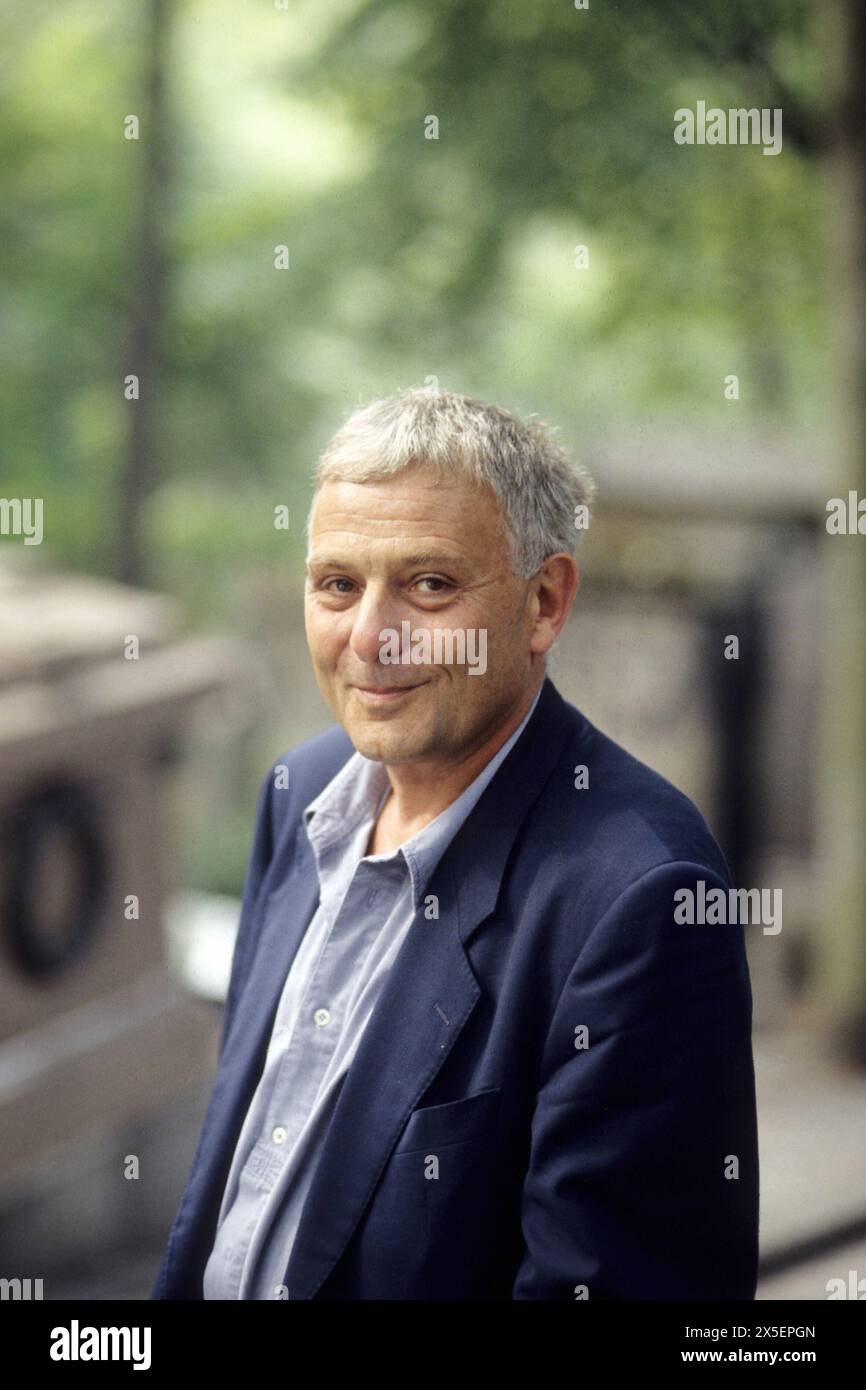 SOLLERS Philippe sur la tombe de DENON Vivant (on the grave of Vivant ...