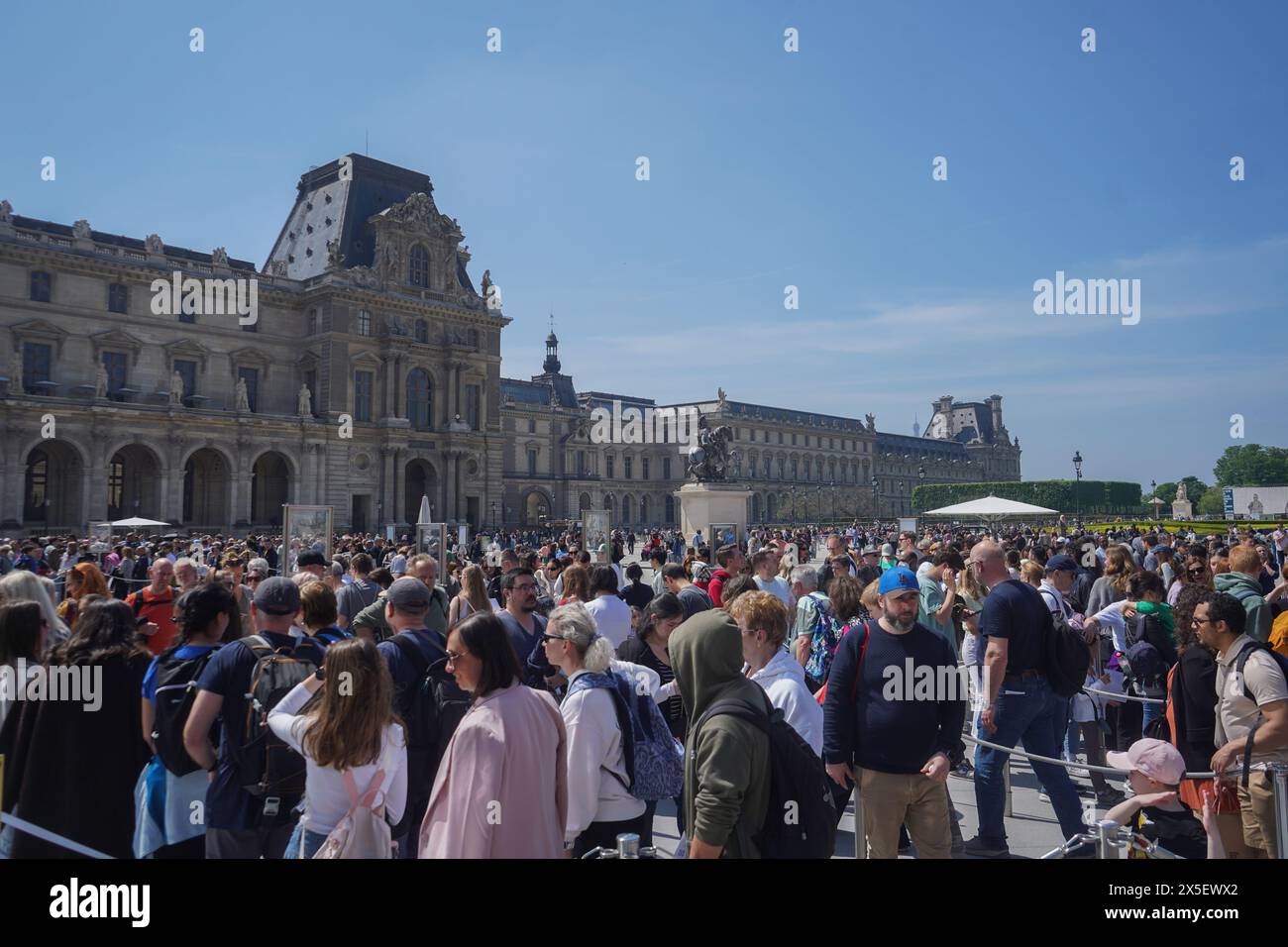 Paris, France. 9 May, 2024. Large crowds queuing in the warm sunshine ...