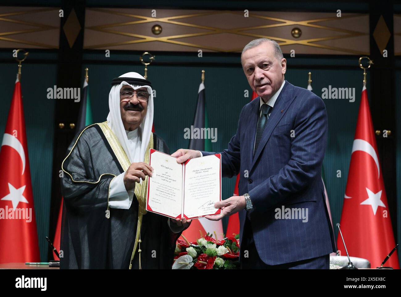 Turkish President Recep Tayyip Erdogan receives the Emir of Kuwait ...