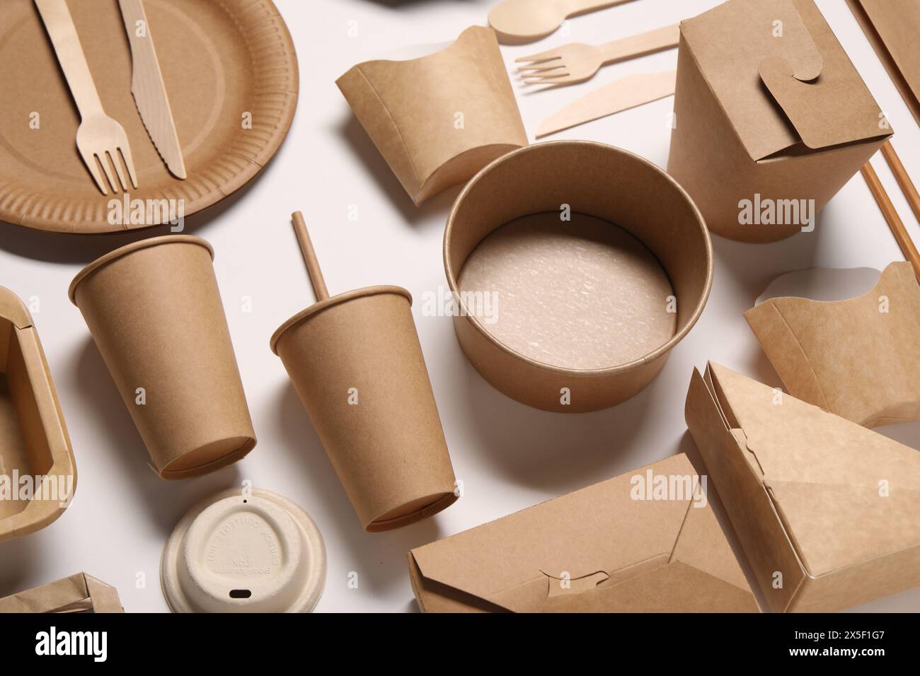Eco friendly food packaging. Paper containers and tableware on white ...