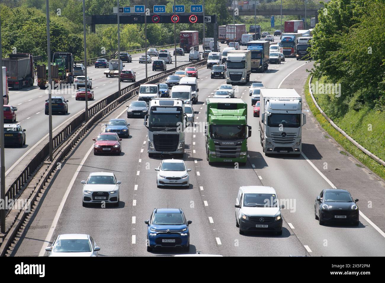 Iver, UK. 7th May, 2024. It was a busy day on the M25 Motorway in Iver ...