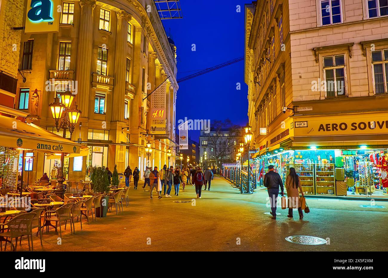 Budapest 2022 shopping hi-res stock photography and images - Alamy