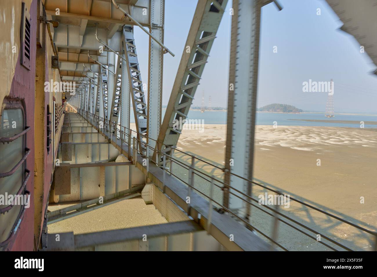 Truss train bridge hi-res stock photography and images - Alamy