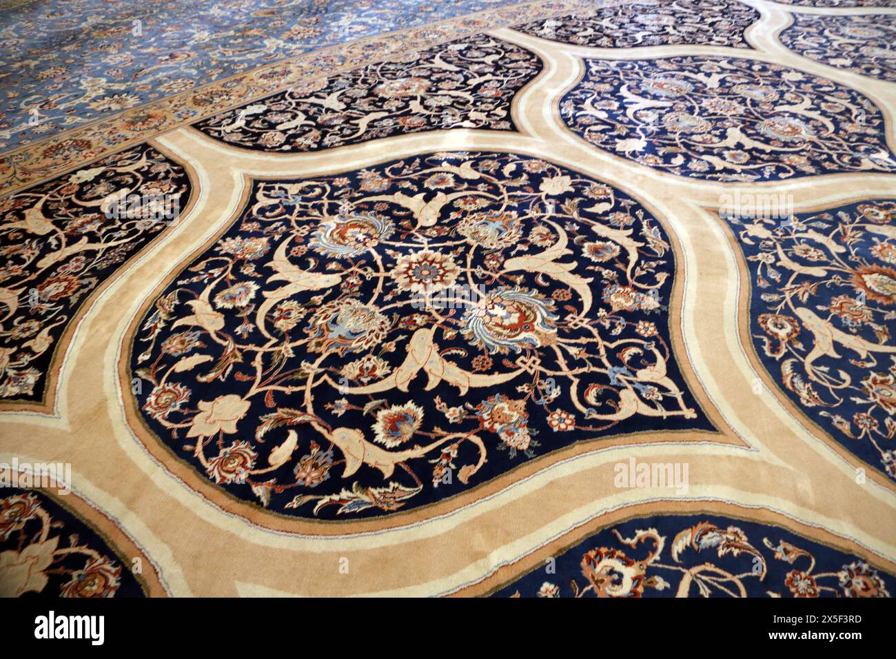 Prayer Carpet in Prayer Hall in Sultan Qaboos Grand Mosque Second ... Prayer Carpet in Prayer Hall in Sultan Qaboos Grand Mosque Second ...