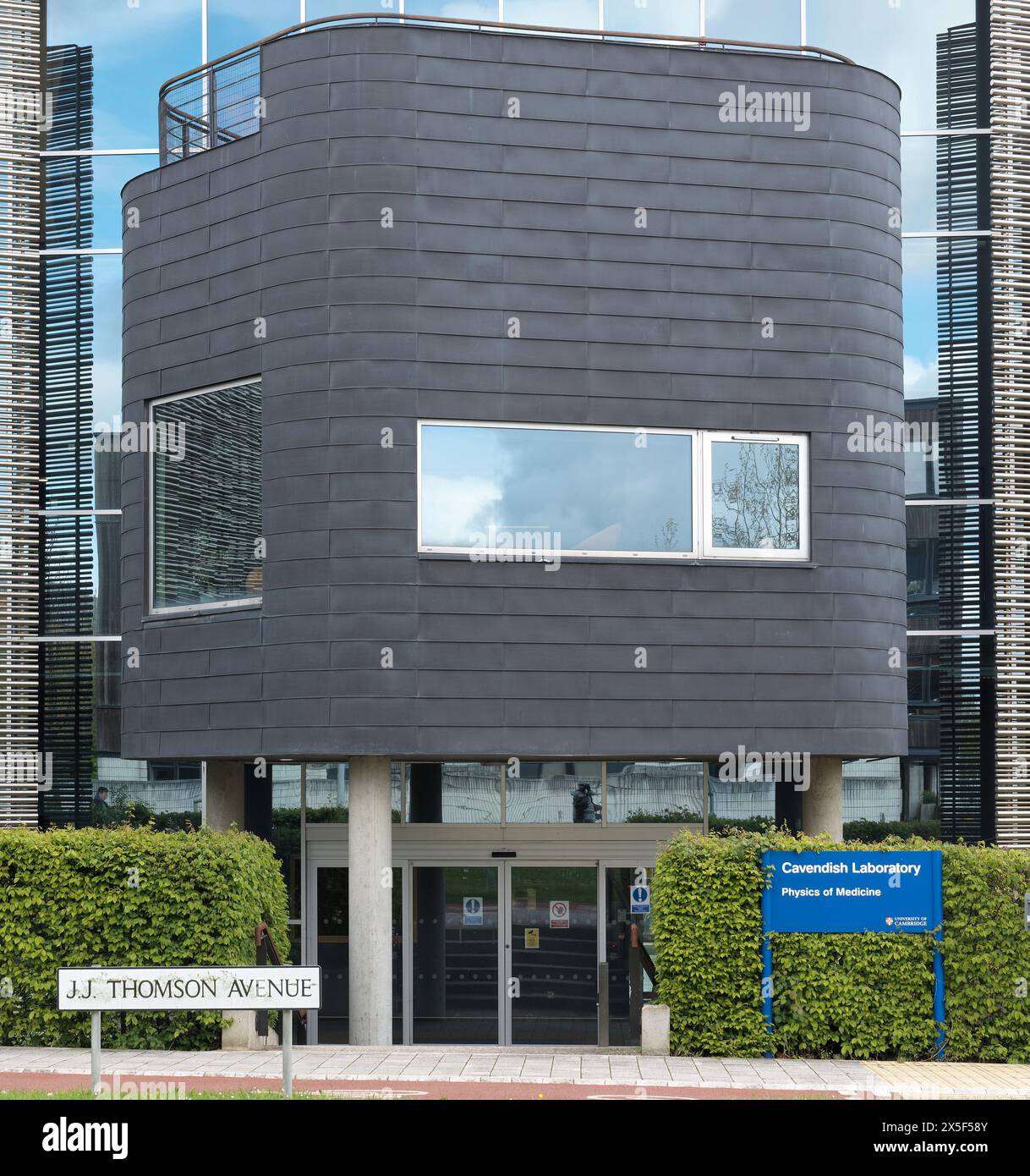 Laboratory physics hi-res stock photography and images - Alamy