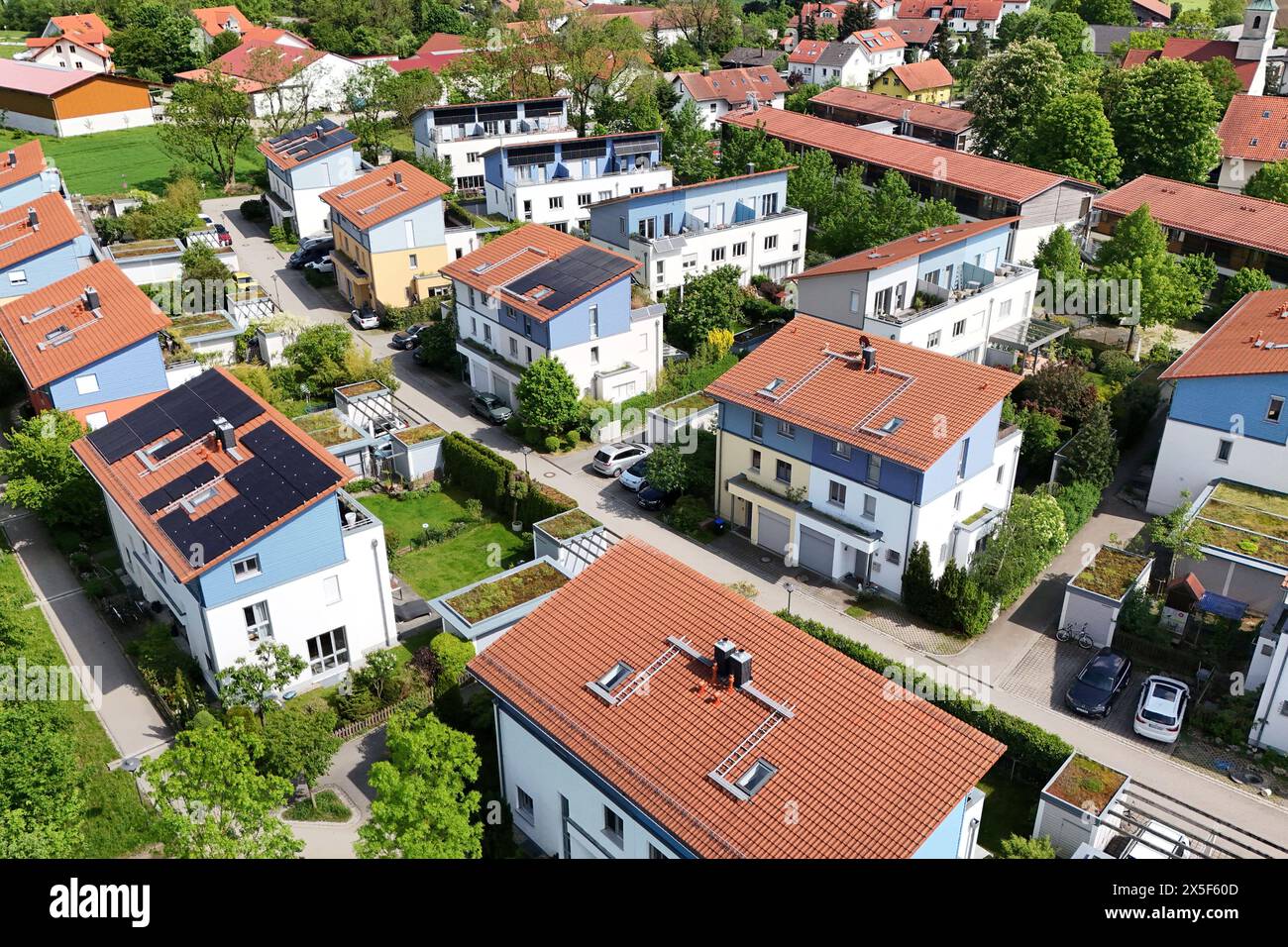 Neue moderne Haeuser im Osten von Muenchen in der Gemeinde Haar ...