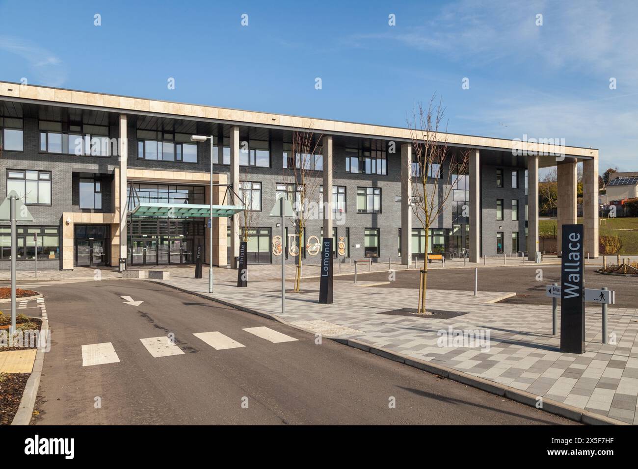 Modern high school building hi-res stock photography and images - Alamy