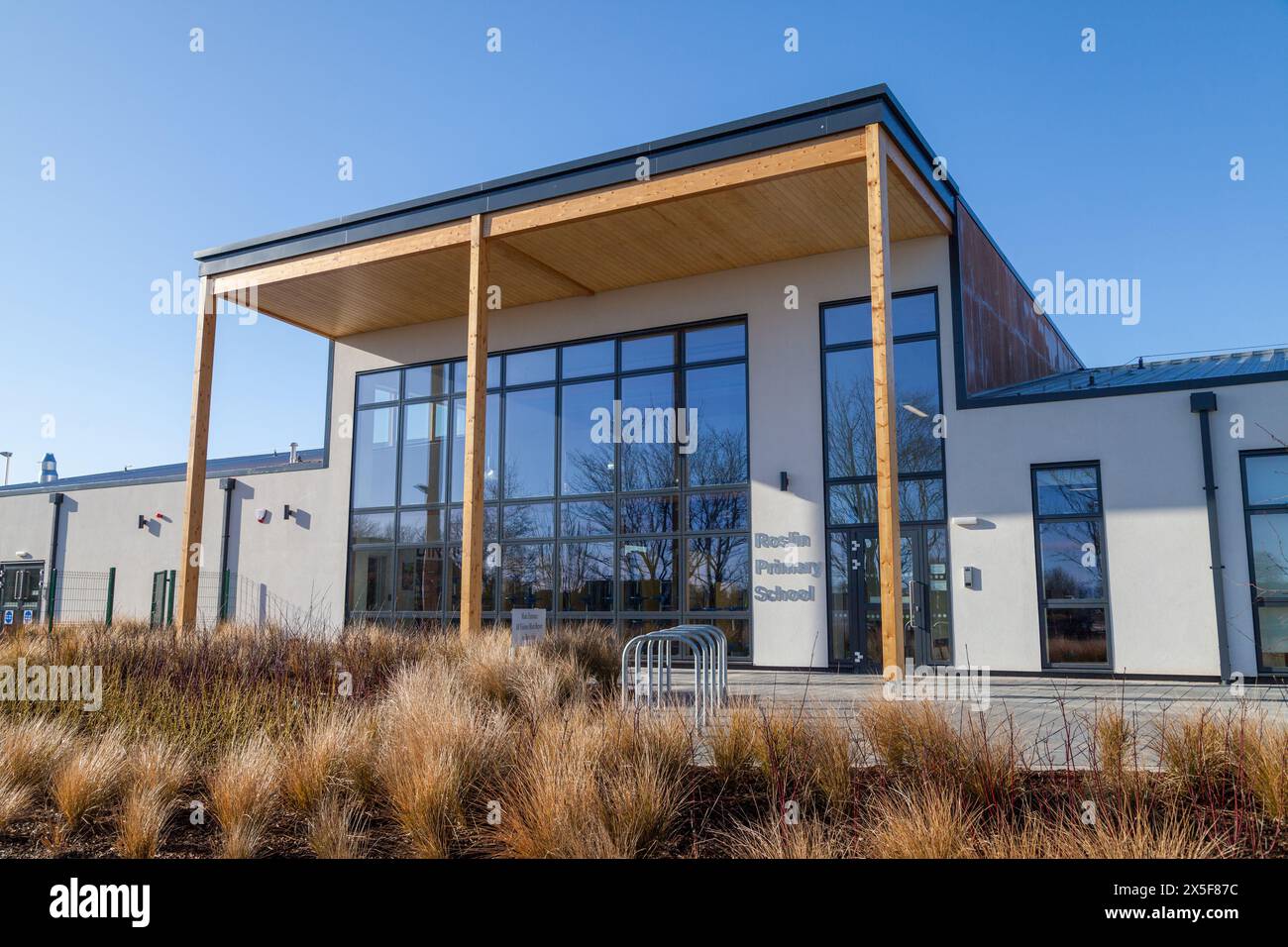 Primary school exterior modern hi-res stock photography and images - Alamy
