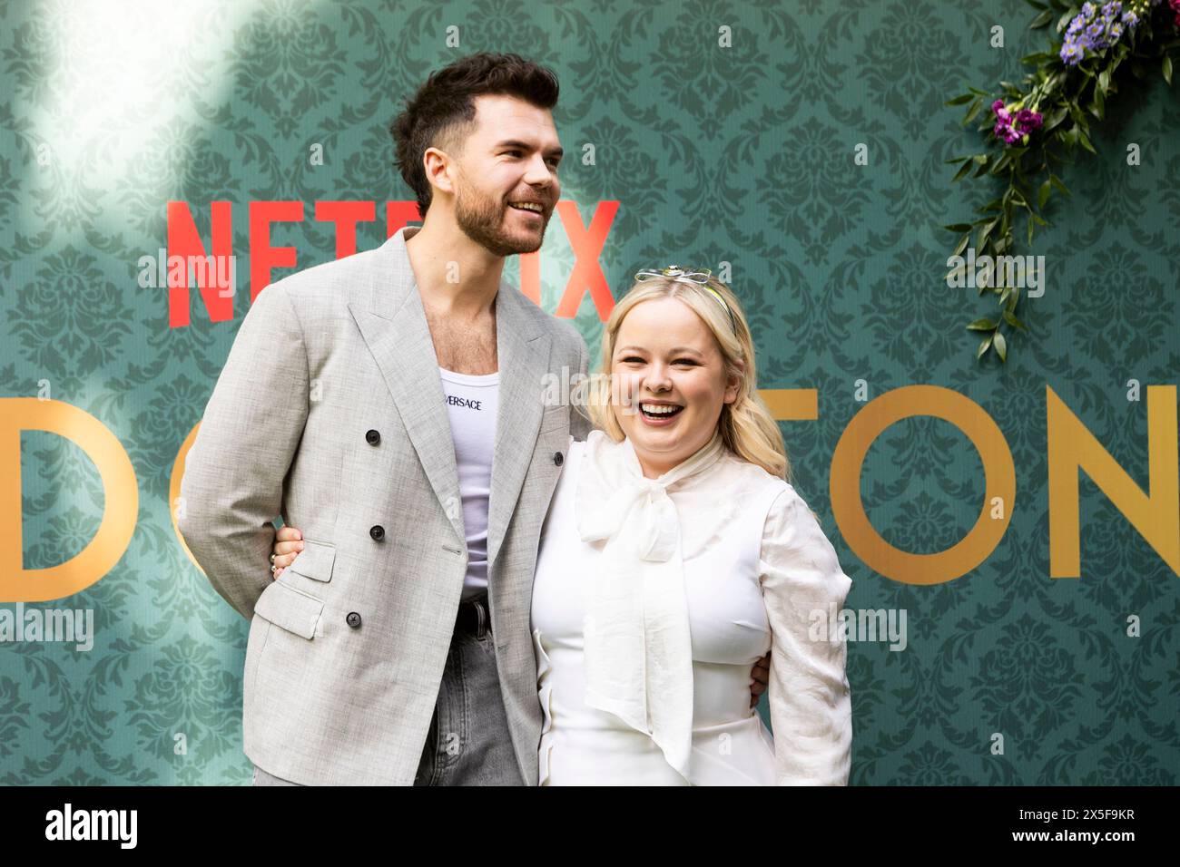 Nicola coughlan luke newton bridgerton hi-res stock photography and ...