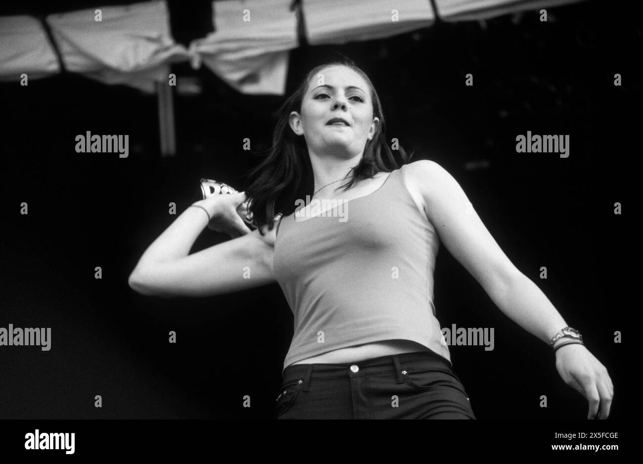 THE DONNAS, YOUNG, READING FESTIVAL, 1999: Lead singer Brett Anderson ...