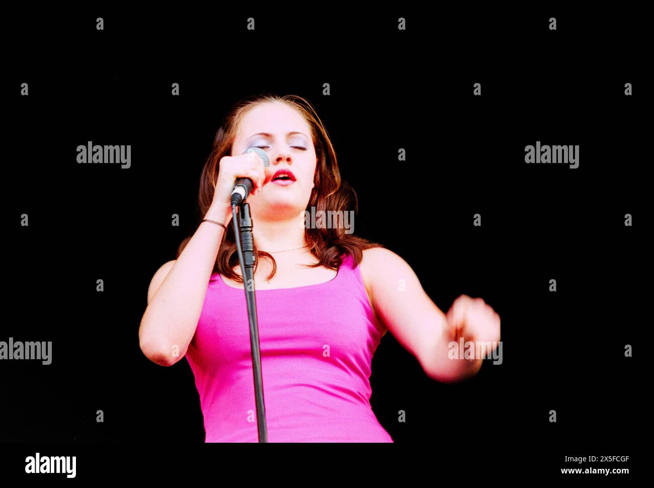 THE DONNAS, YOUNG, READING FESTIVAL, 1999: Lead singer Brett Anderson ...