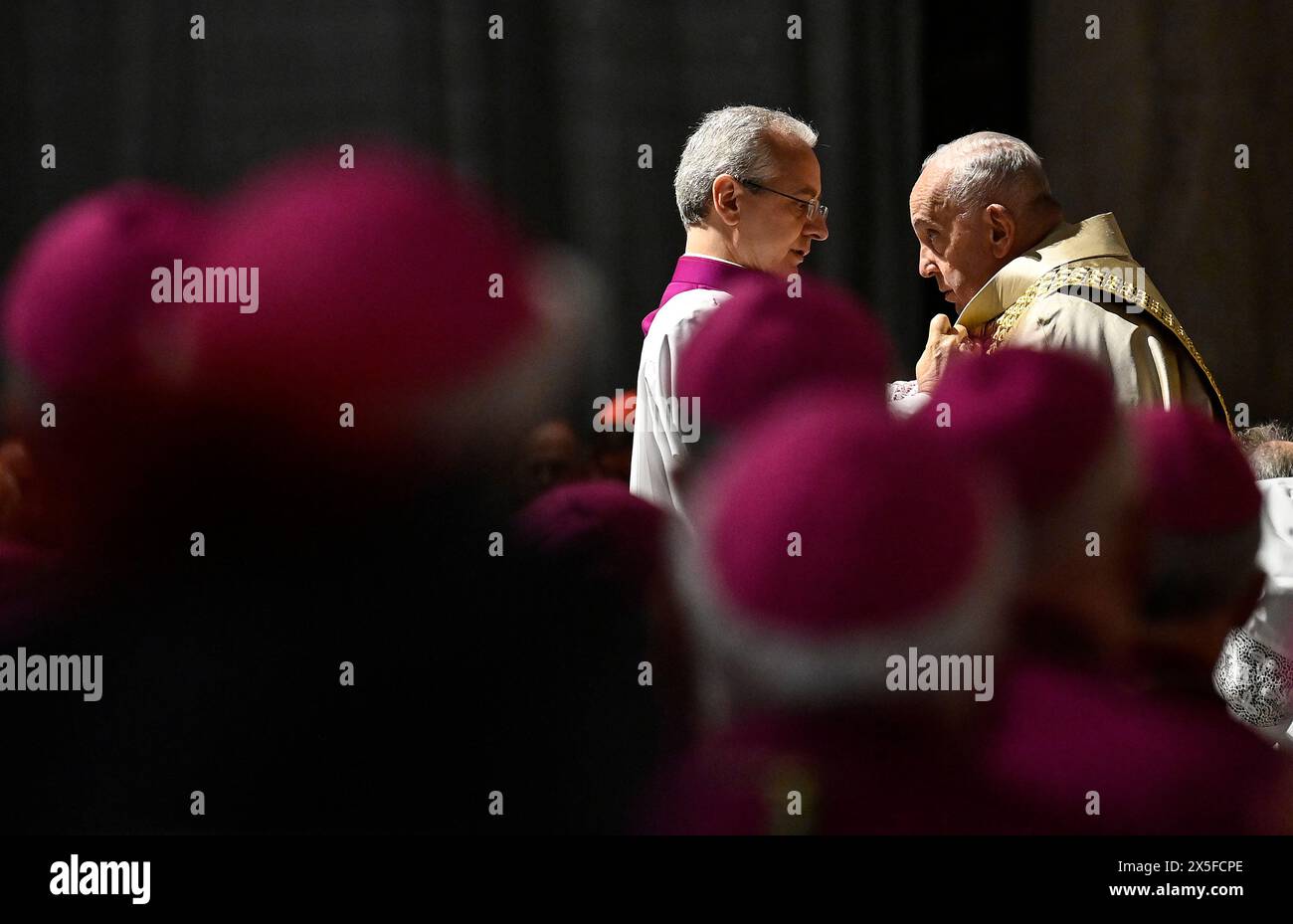 Papal master of ceremonies Bishop Diego Ravelli, left, helps Pope ...