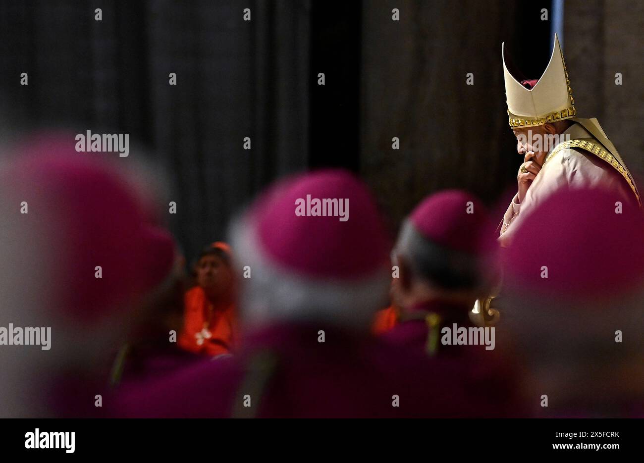 Pope Francis listens to the papal bull 'Spes non confundit' (Latin for ...