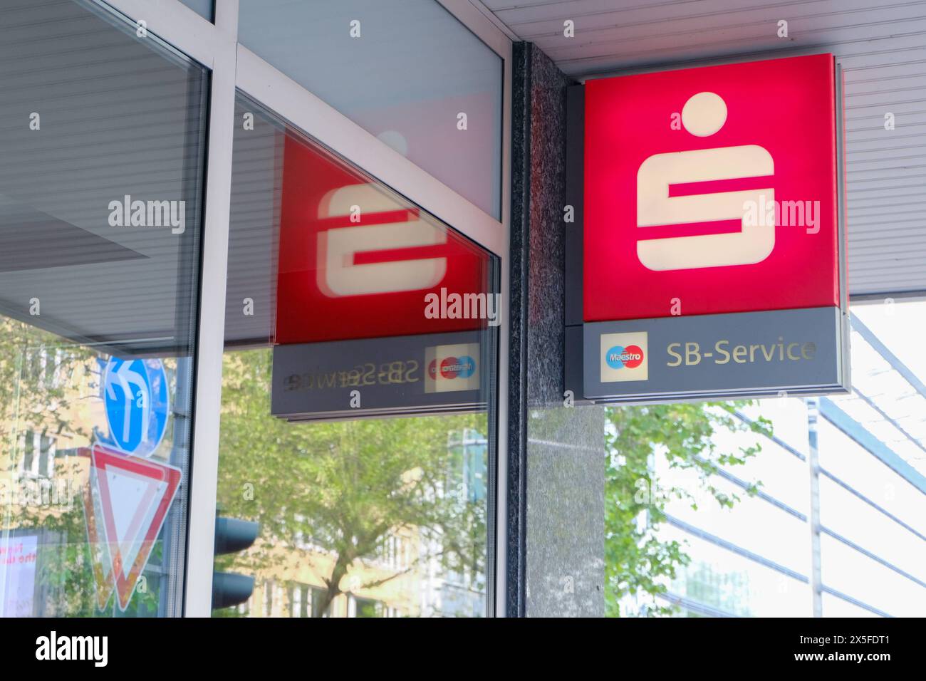 Bargeldversorgung hi-res stock photography and images - Alamy