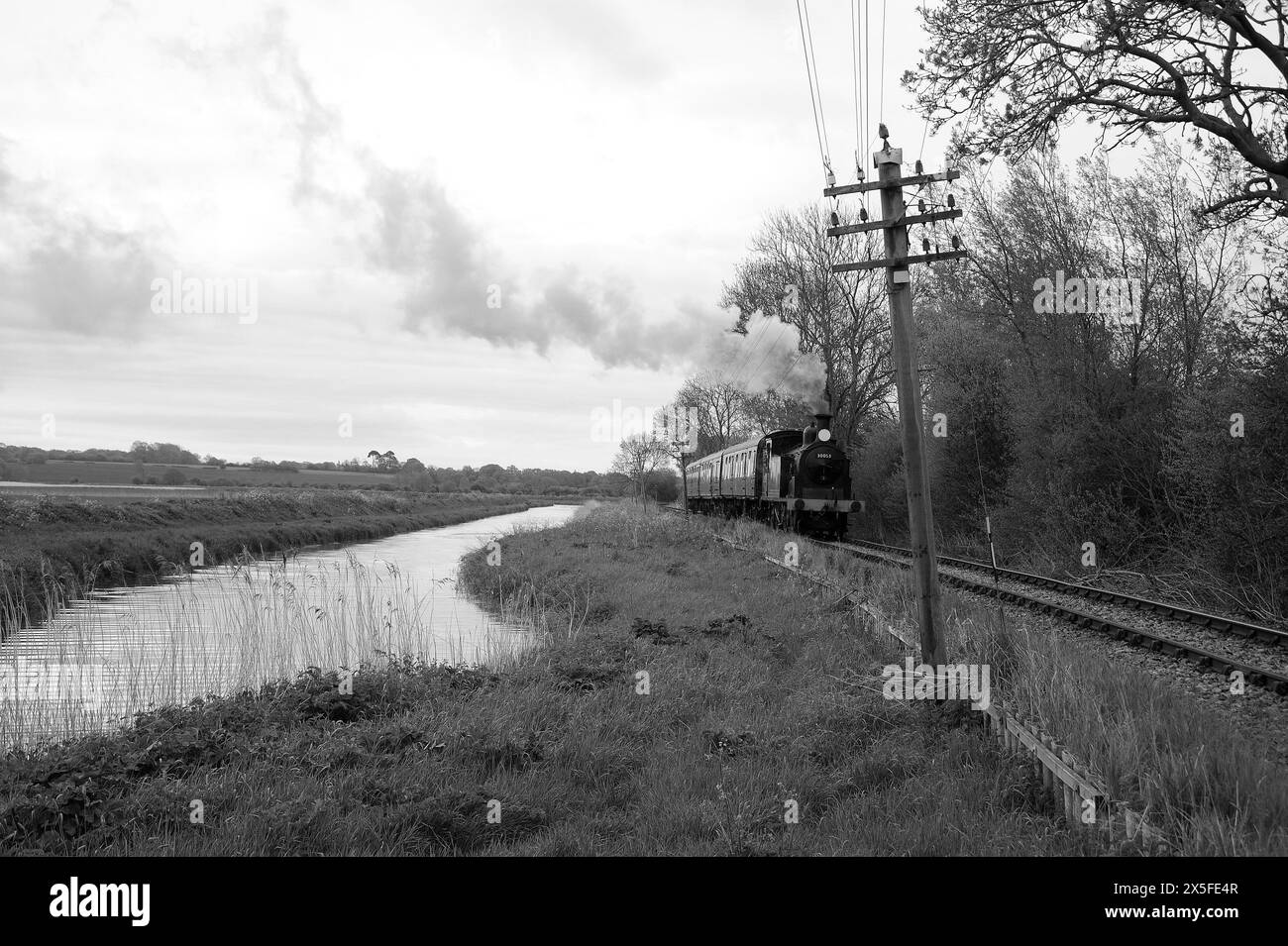 "30053" running alongside Newmill Channel, west of Rolvenden Stock ...