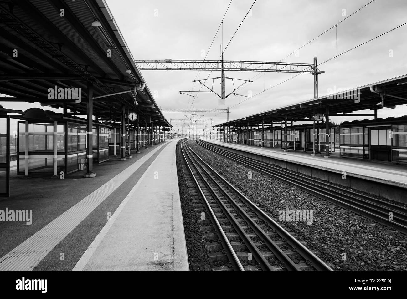 View of a train station in black and white Stock Photo - Alamy