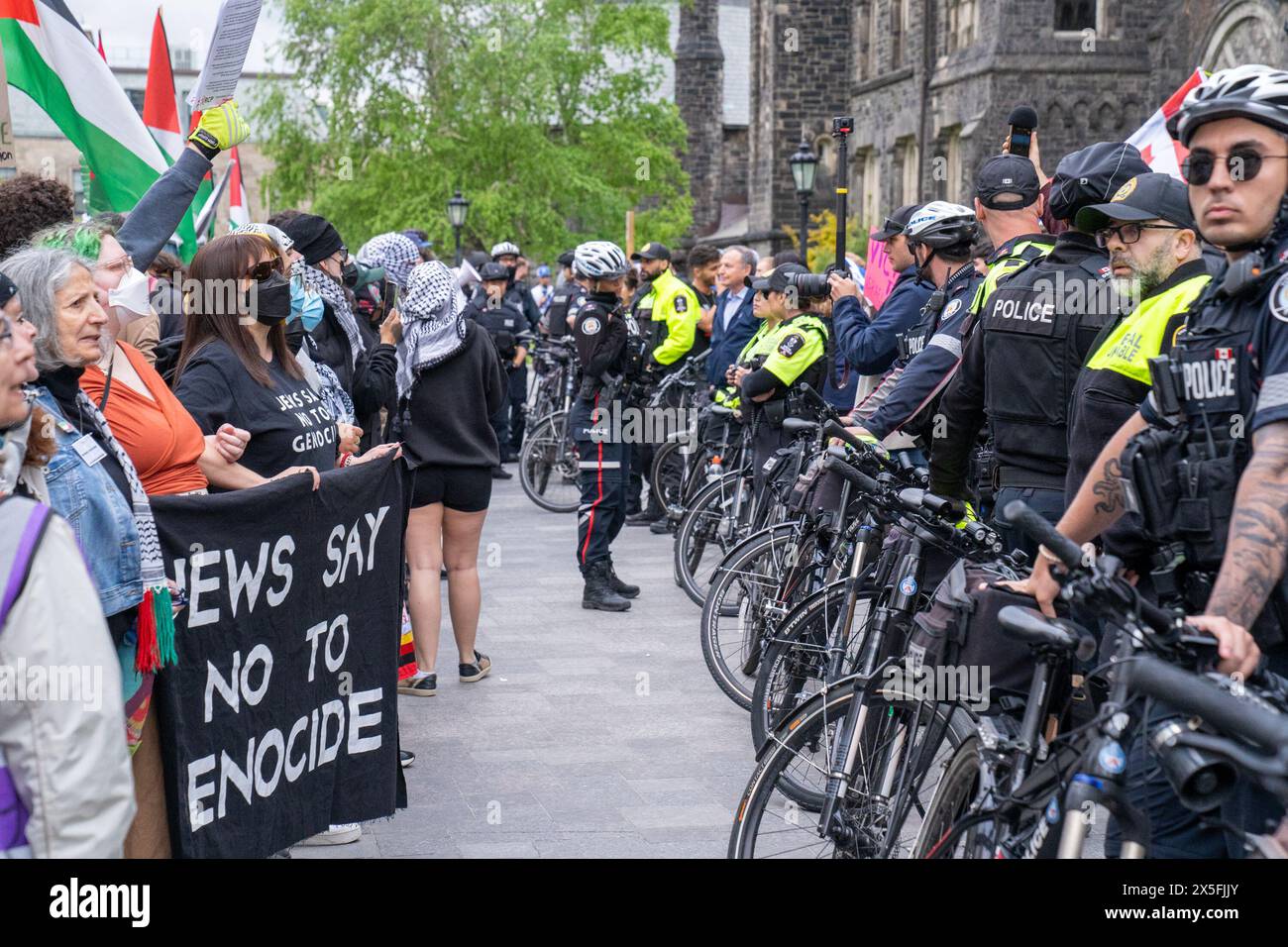 Police set up a human barricade with pro-Palestinian and pro-Israel ...