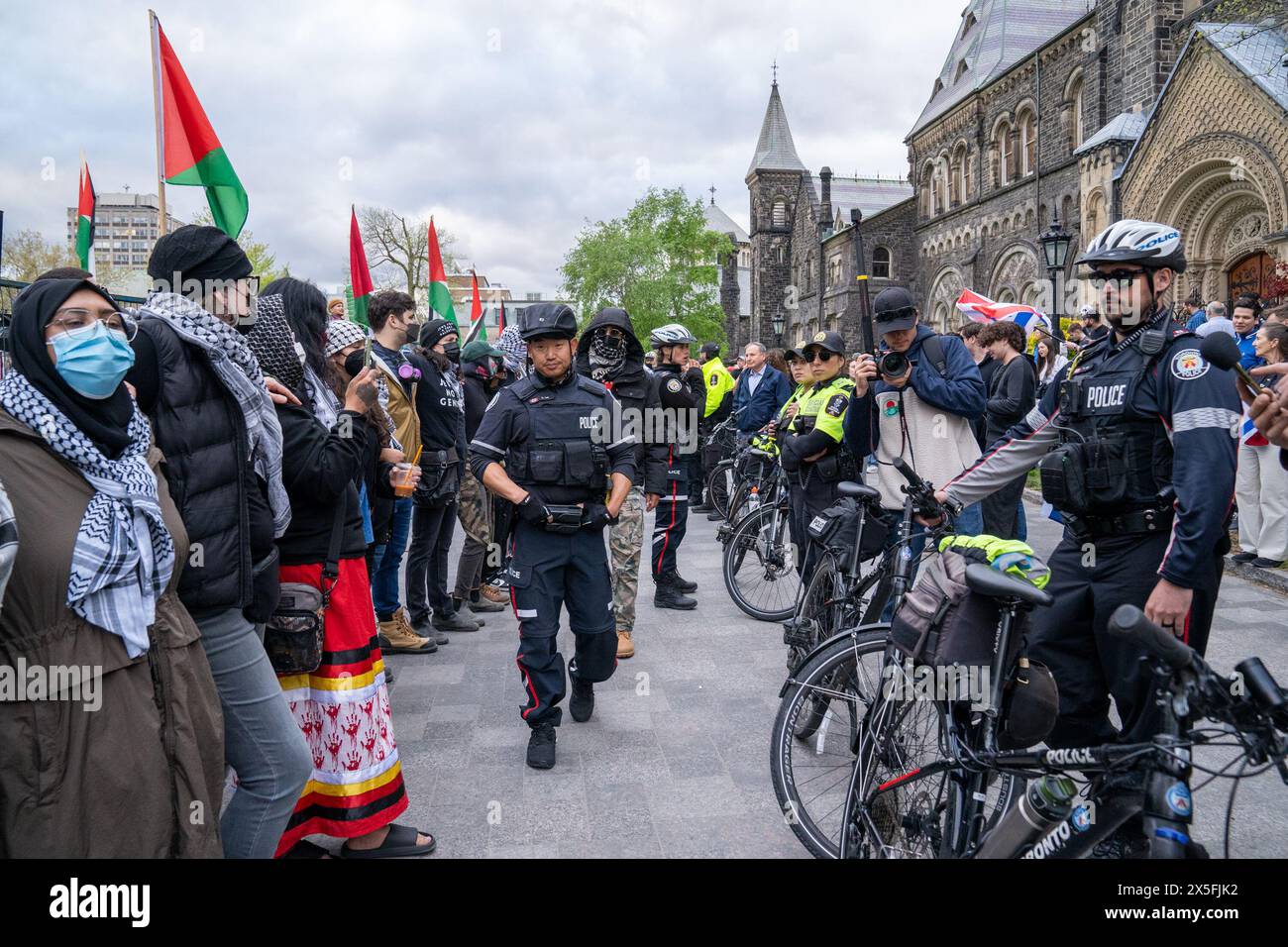 Police set up a human barricade with pro-Palestinian and pro-Israel ...