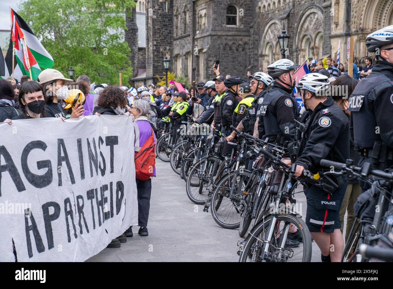 Police set up a human barricade with pro-Palestinian and pro-Israel ...
