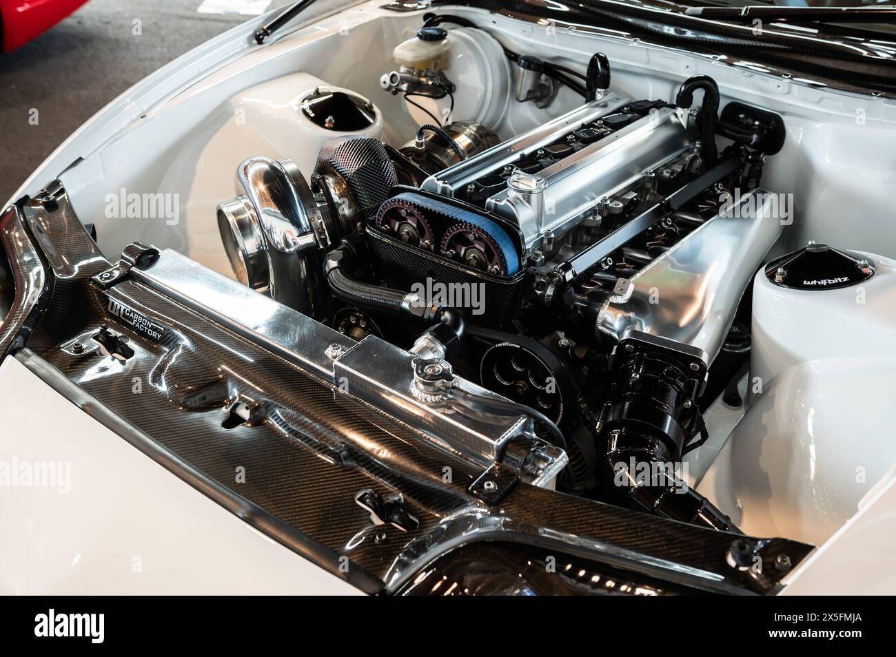 Der Motor einer Toyota Supra ist bei der Tuning World auf dem ...