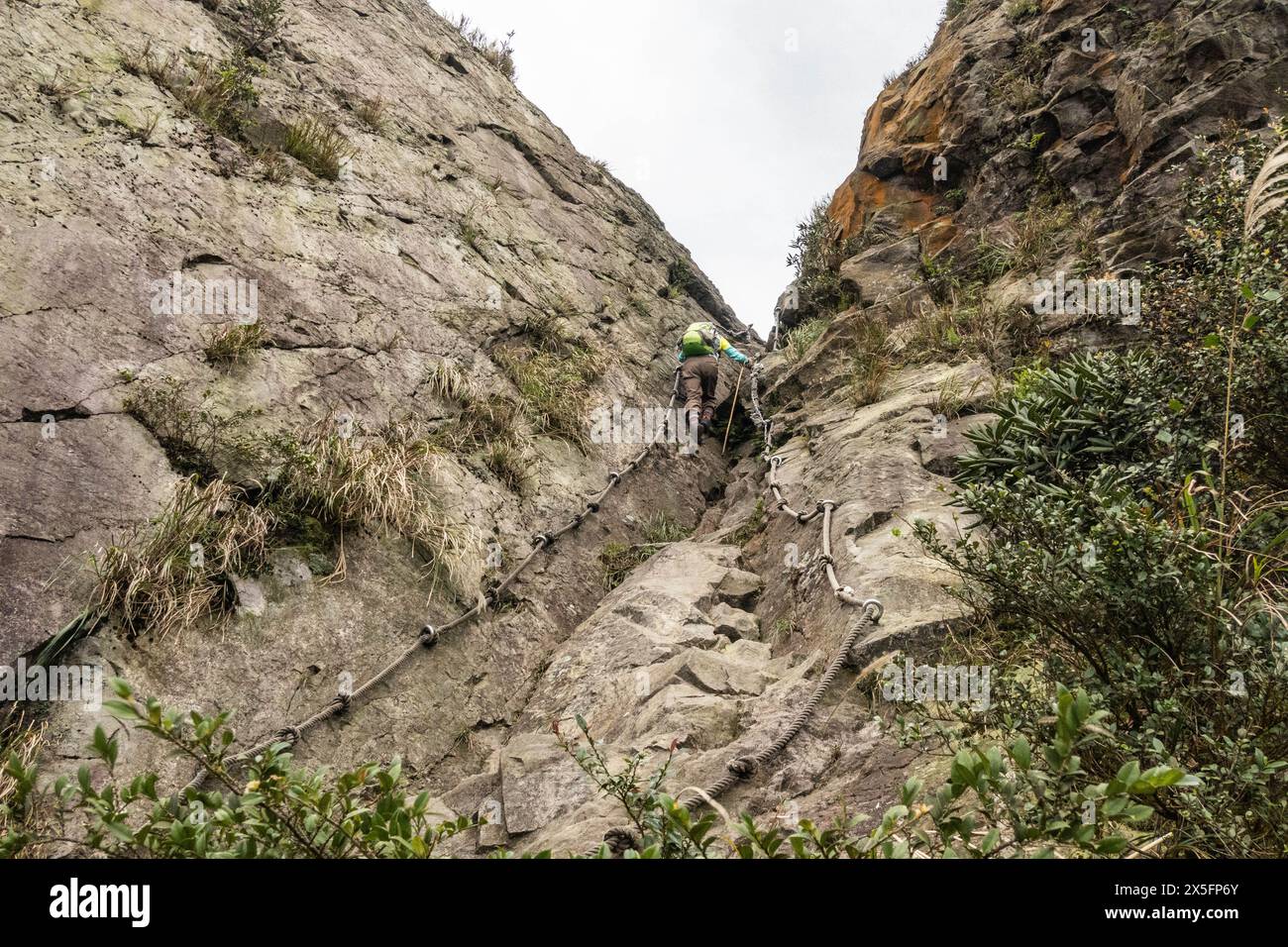 Climbing the gully to Mount Baping above Teapot Mountain, Taipei ...