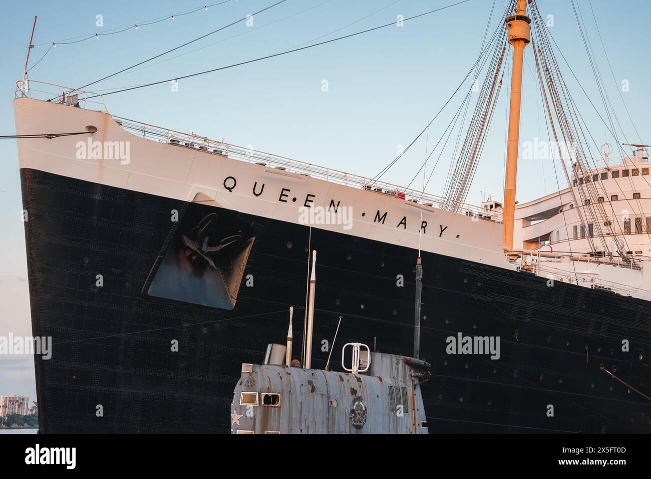 Queen mary ship bow hi-res stock photography and images - Alamy
