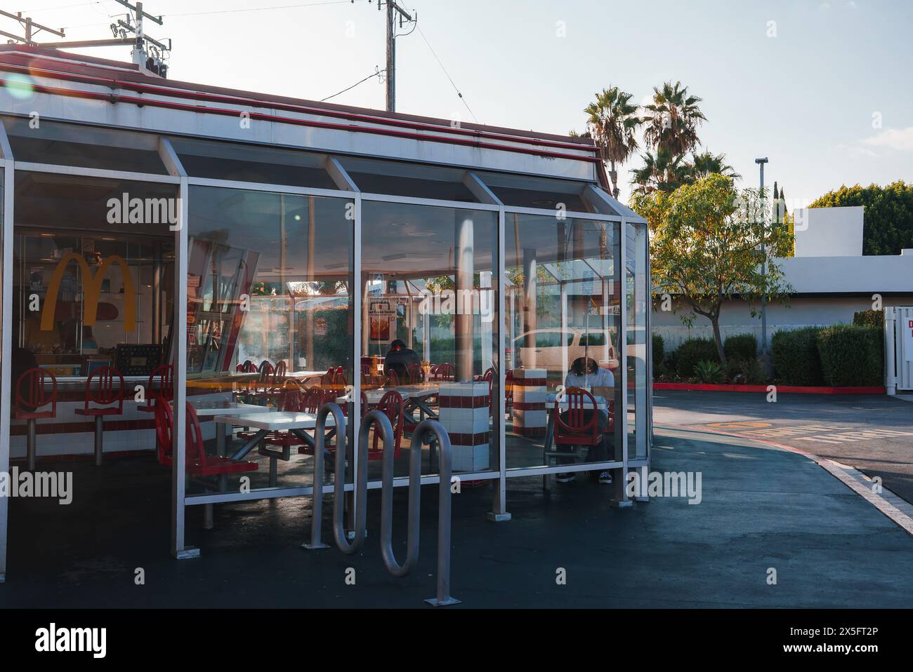 Retro outdoor diner seating at sunset in Los Angeles Stock Photo - Alamy