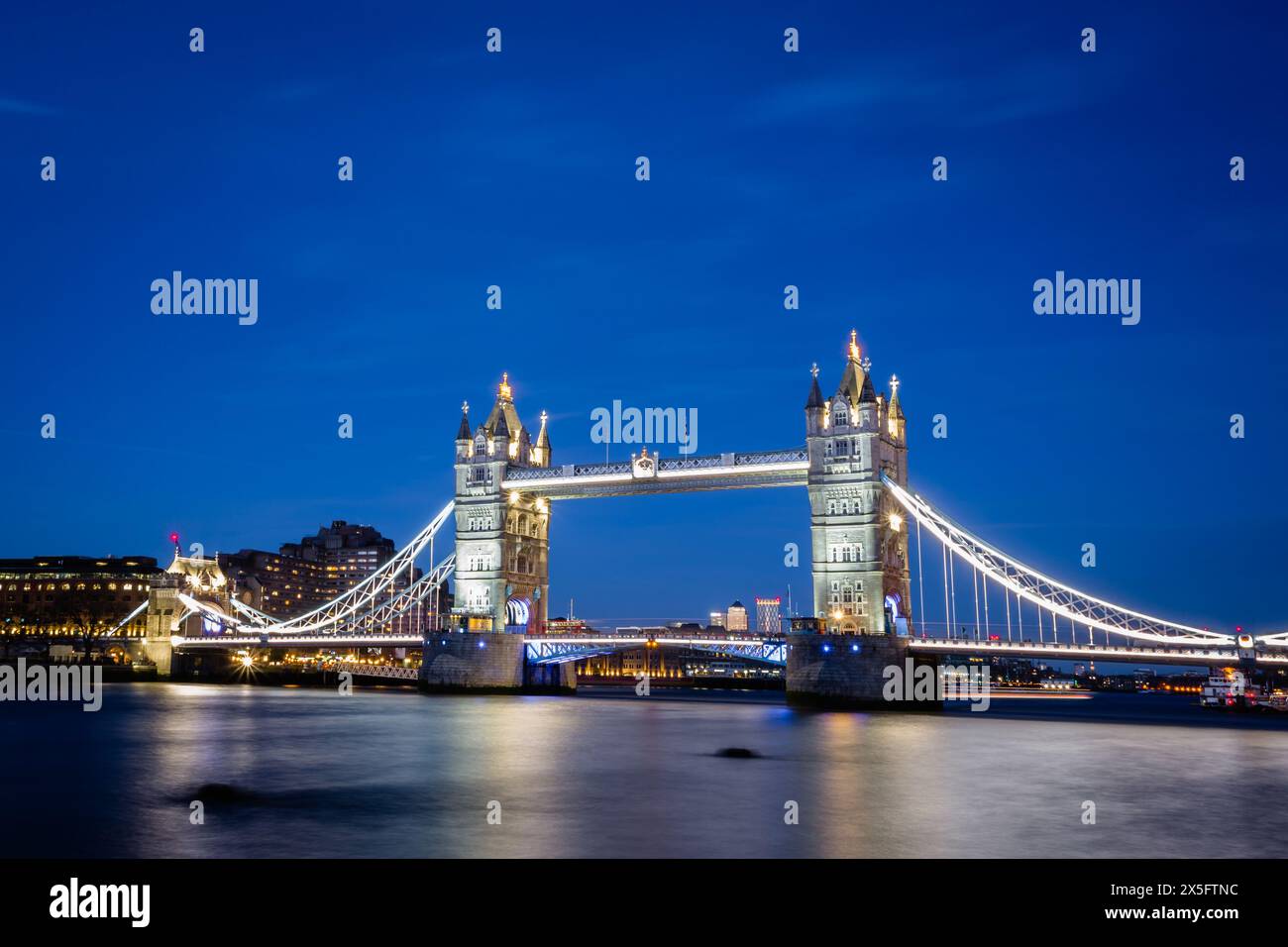 Night view londons tower hi-res stock photography and images - Alamy