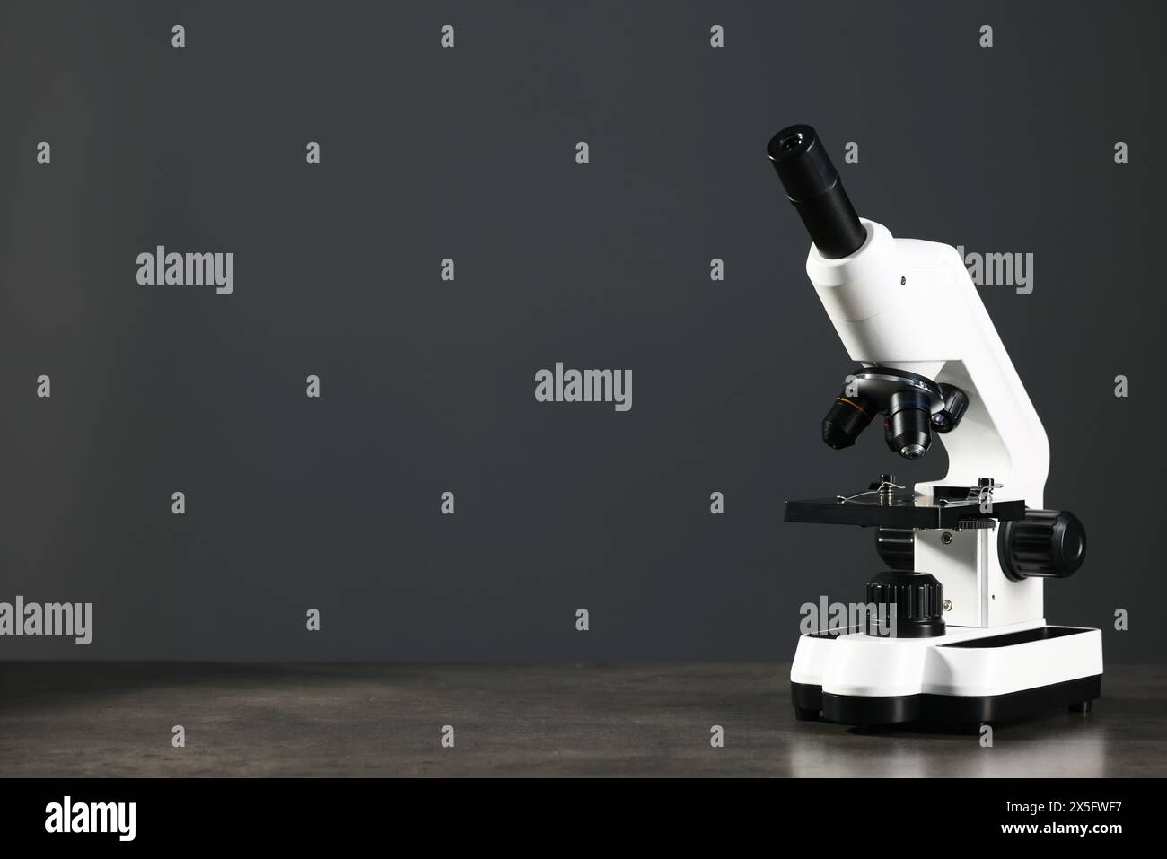 Grey microscope hi-res stock photography and images - Alamy