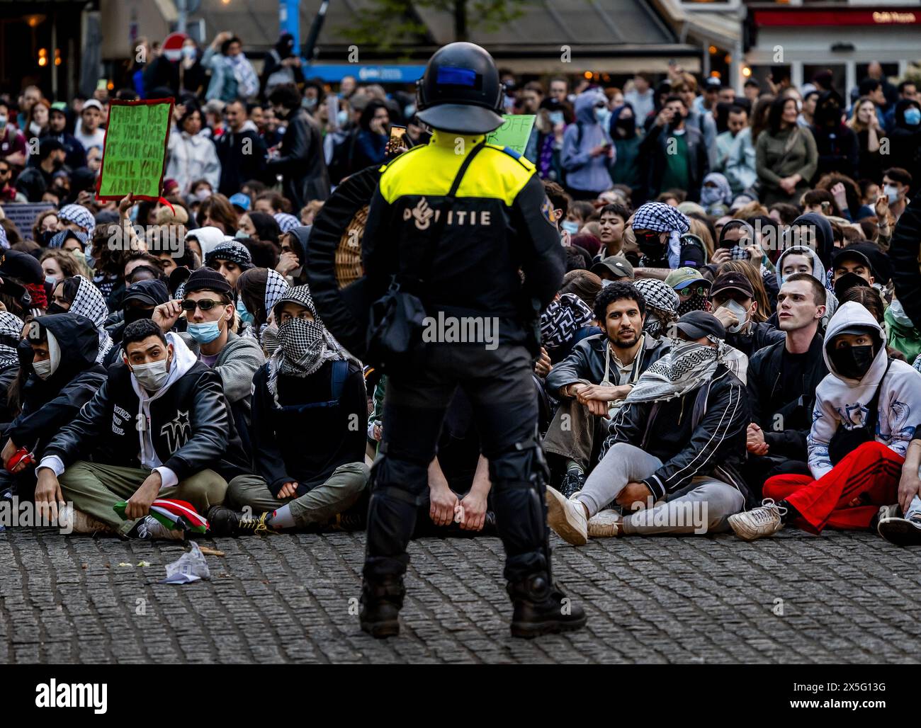 AMSTERDAM - Protesters face the Mobile Unit (ME) at the Maagdenhuis, a ...