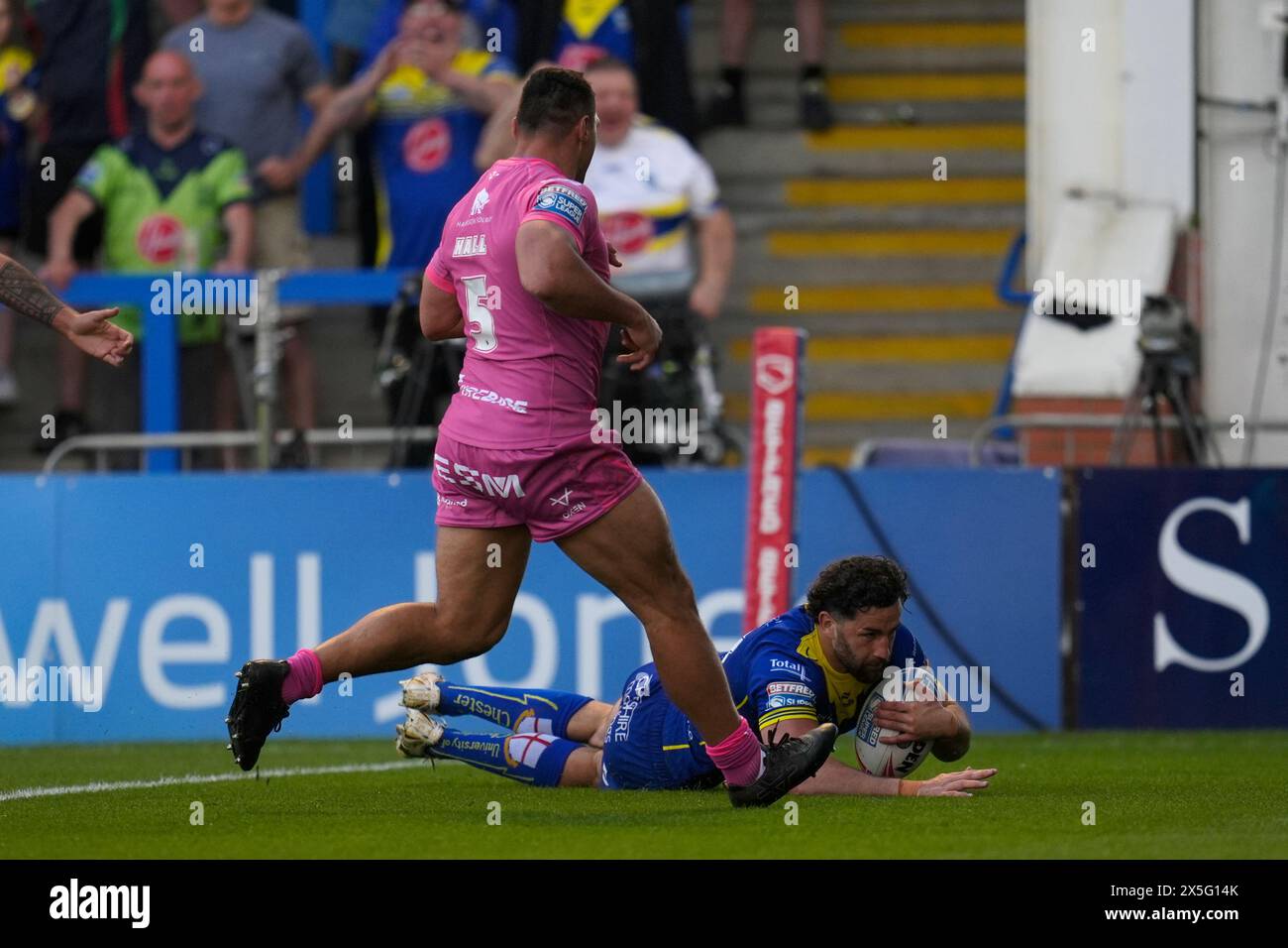 Warrington Wolves' Toby King scores their side's first try during the ...