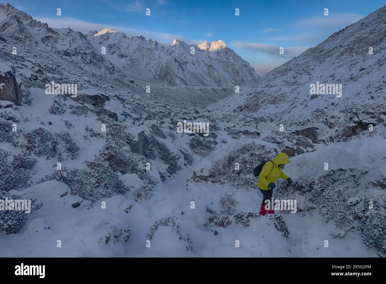Morning light en route to Okutang viewpoint, Kangchenjunga ...