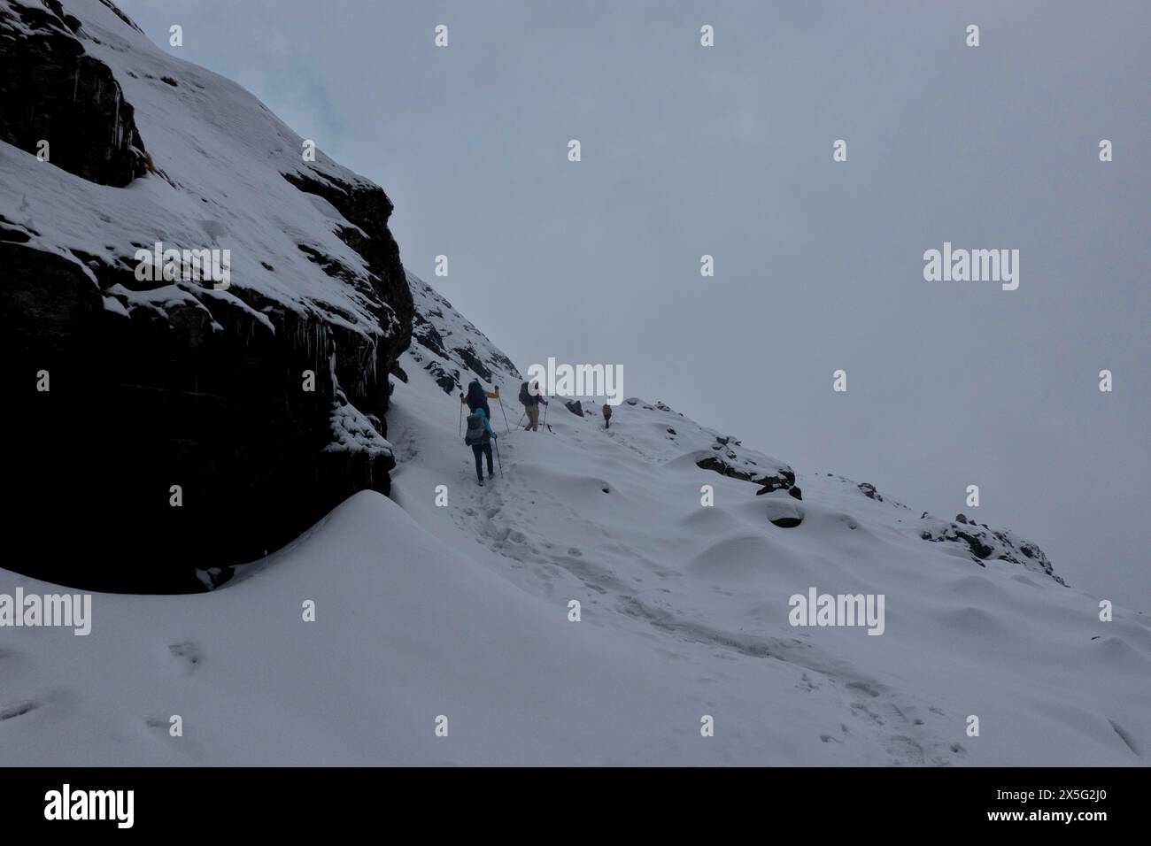 Trekking to the Sele La and Mirgin La passes on the Kangchenjunga ...