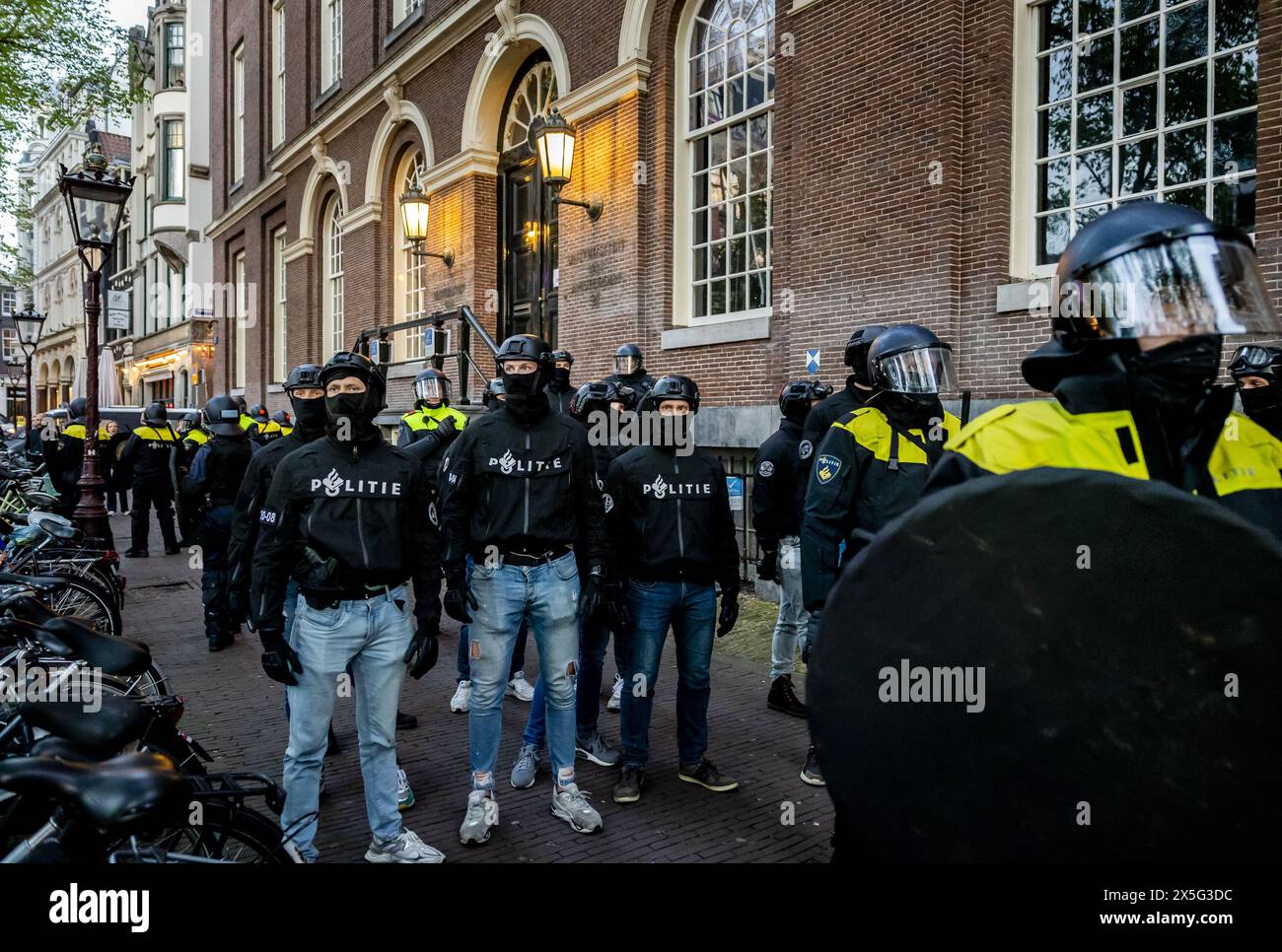 AMSTERDAM - Police and members of the Mobile Unit (ME) in front of the ...