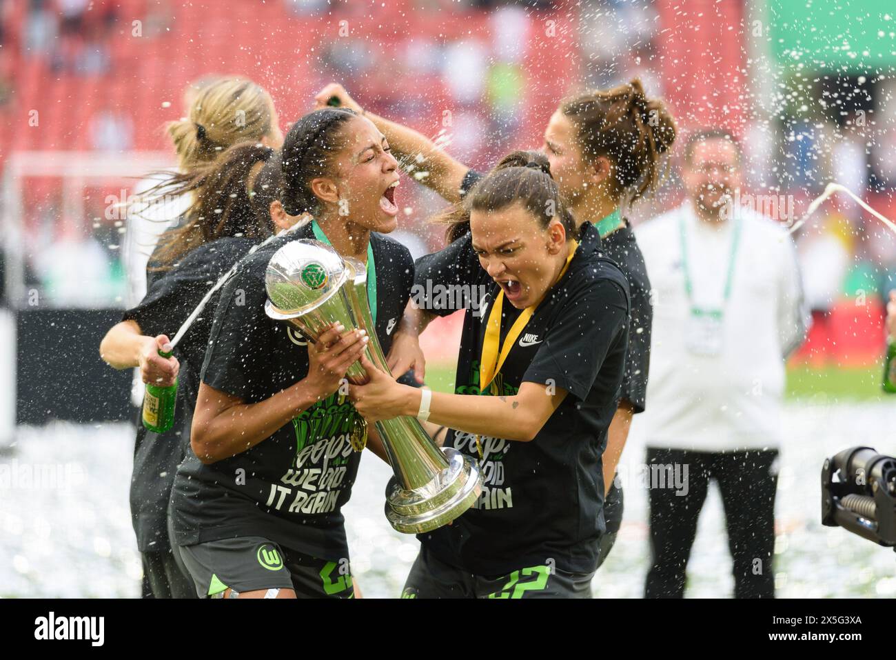 Sveindis Jane Jonsdottir (23 VfL Wolfsburg) and Riola Xhemaili (27 VfL ...