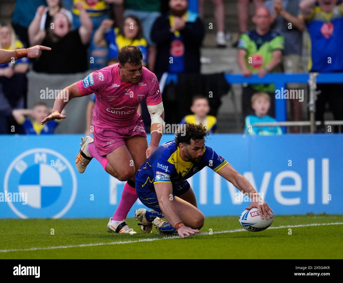Warrington Wolves' Toby King scores their side's third try during the ...