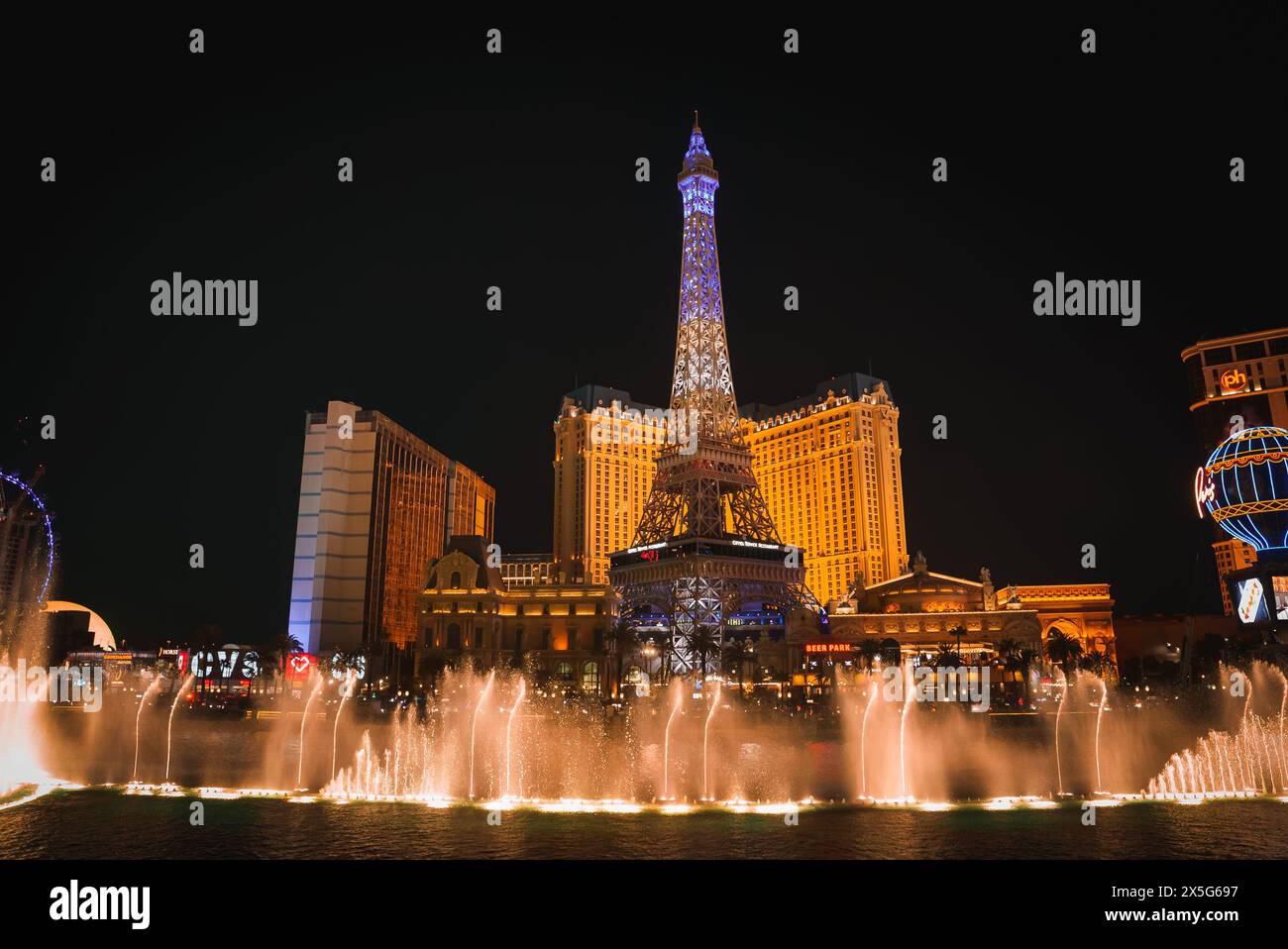 Las Vegas Strip Night Scene with Eiffel Tower Replica and Water Fountain Show Stock Photo - Alamy