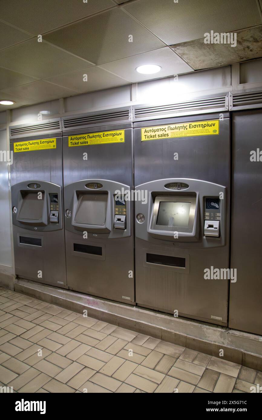 Station ticket booth hi-res stock photography and images - Alamy