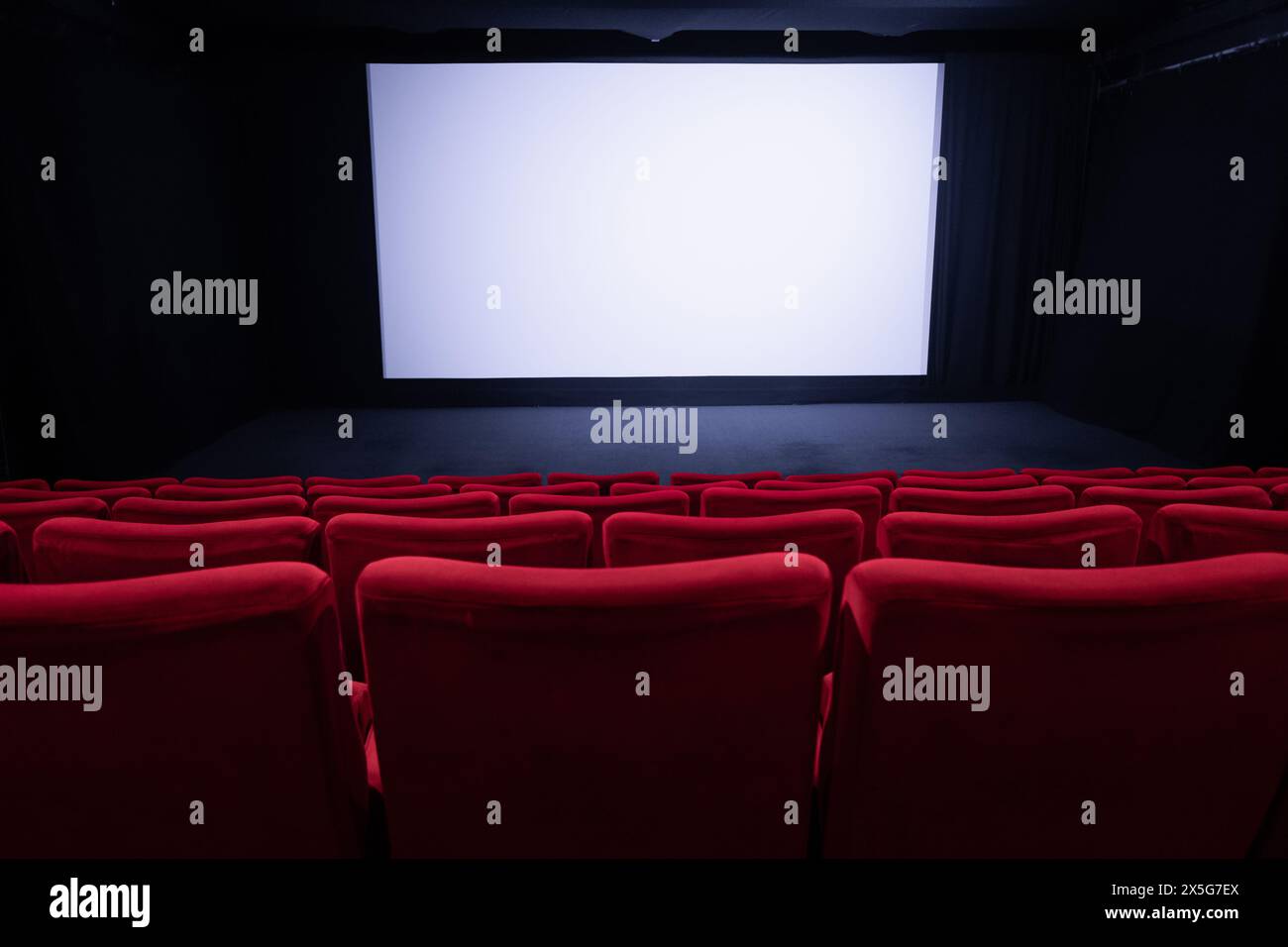 Blank cinema screen empty hi-res stock photography and images - Alamy