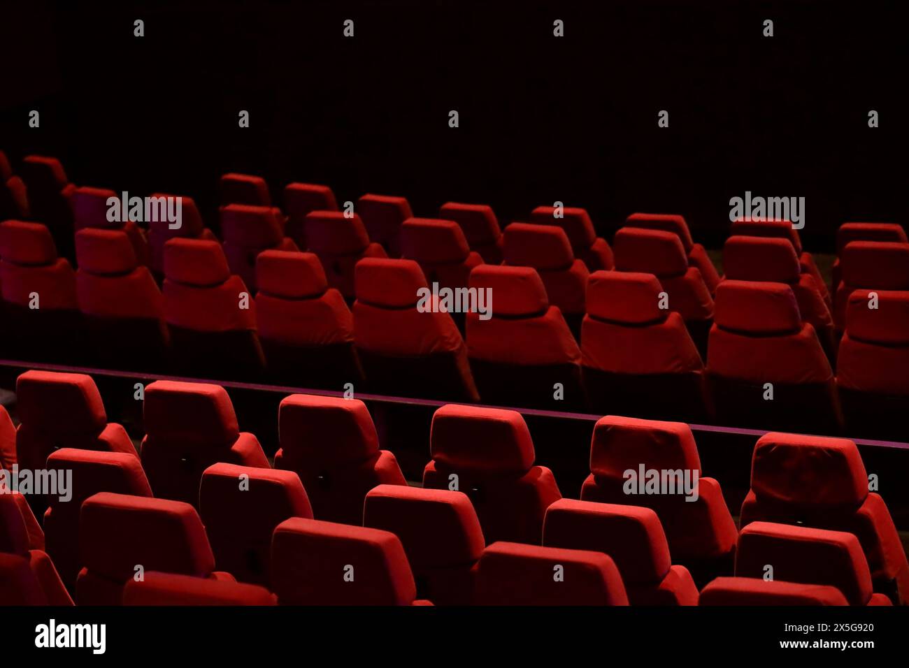 Movie theatre red seats hi-res stock photography and images - Alamy